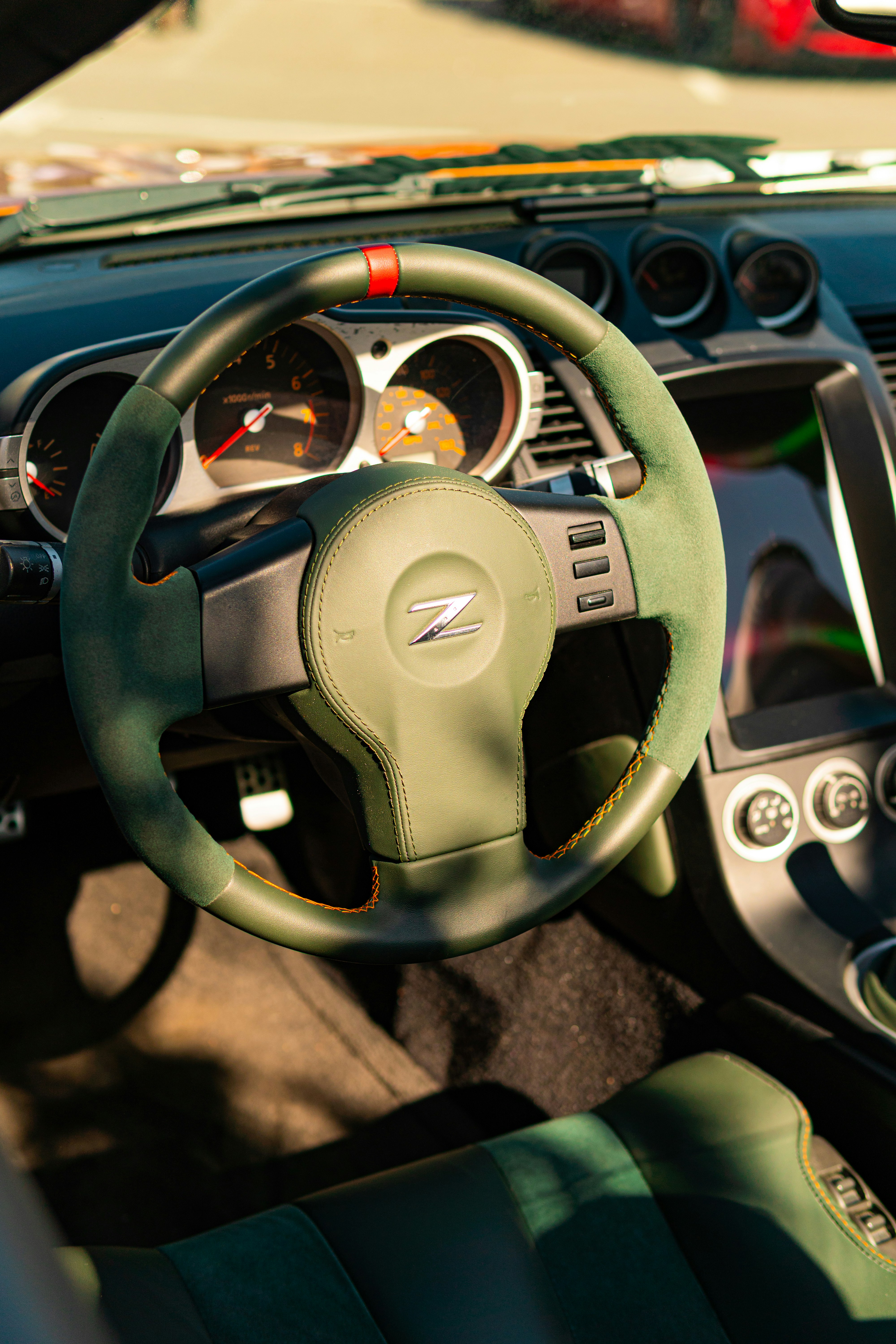 Green-Z Ambition: Steering Wheel Centered in a Zealous Cabrio