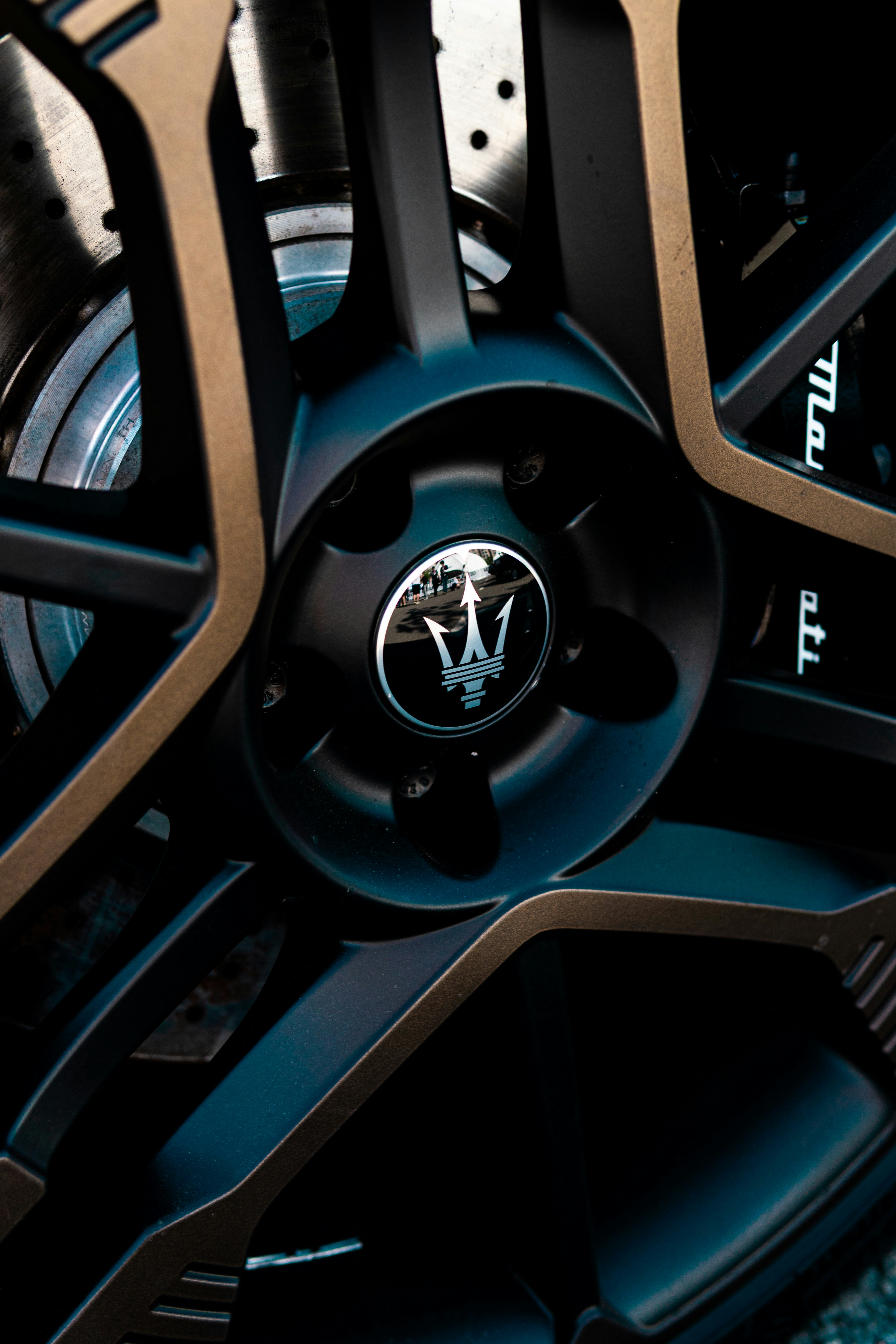Maserati Crest in the Heart of a High-Performance Wheel