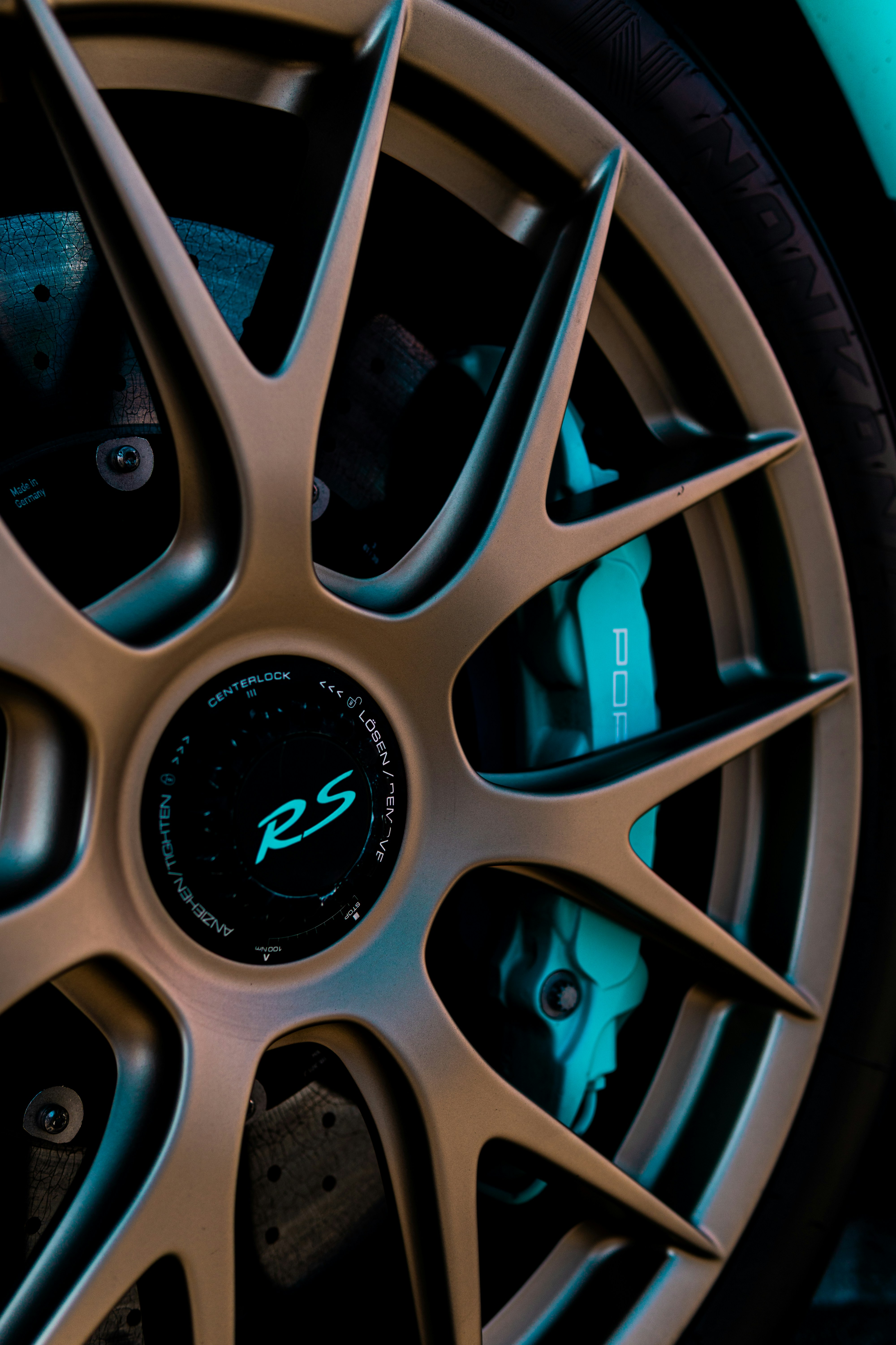 Blue-tinged Porsche wheel: a close-up on the center RS badge