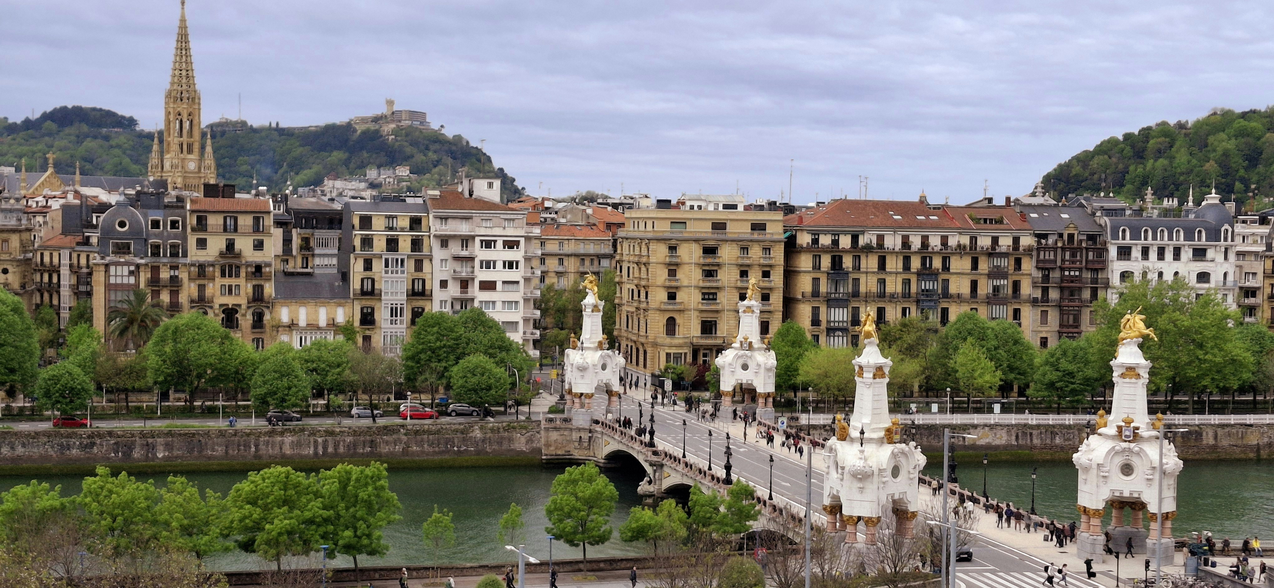 Bridge at the Glass City: Statues, River and Hills