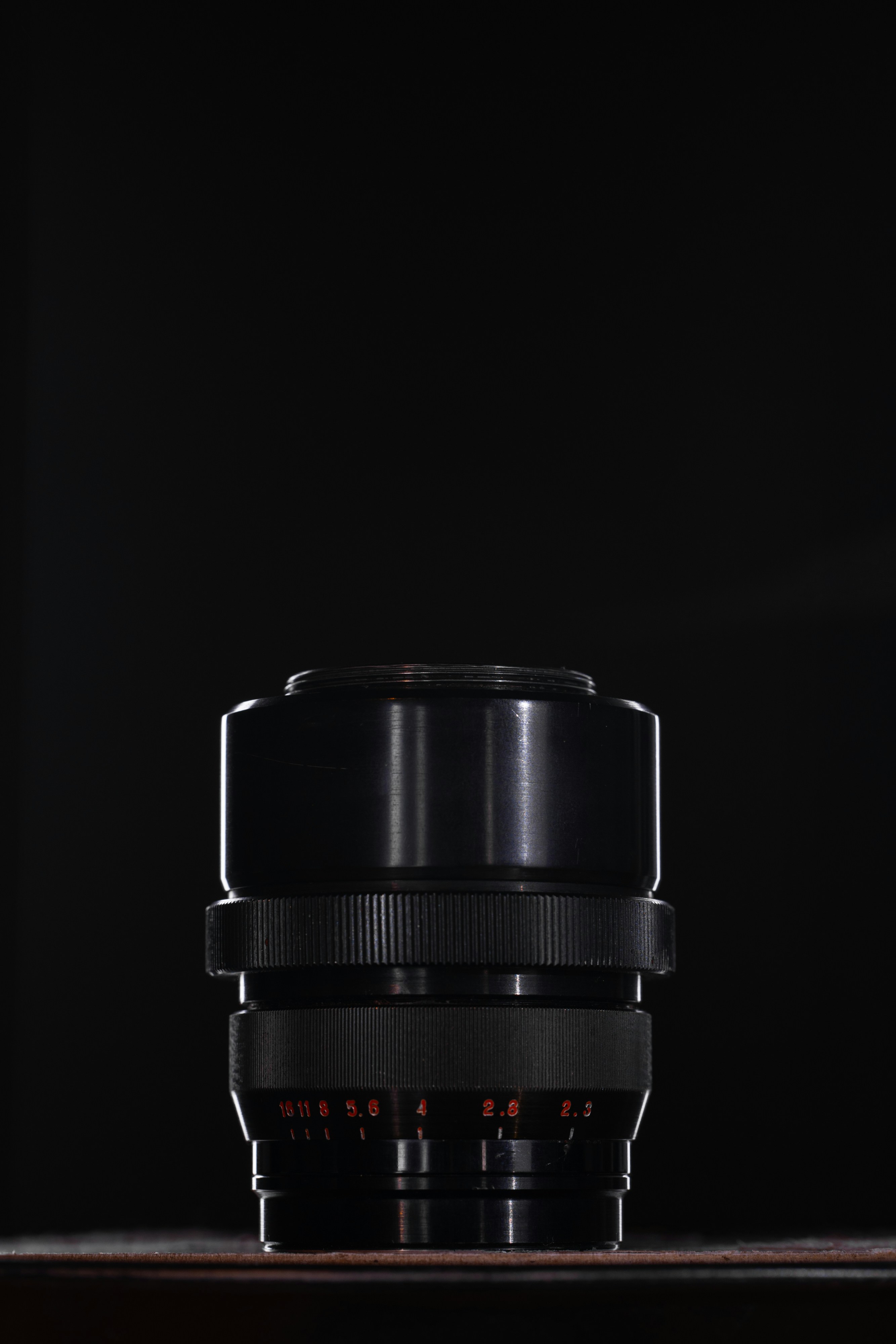 Solo Lens on a Silent Shelf