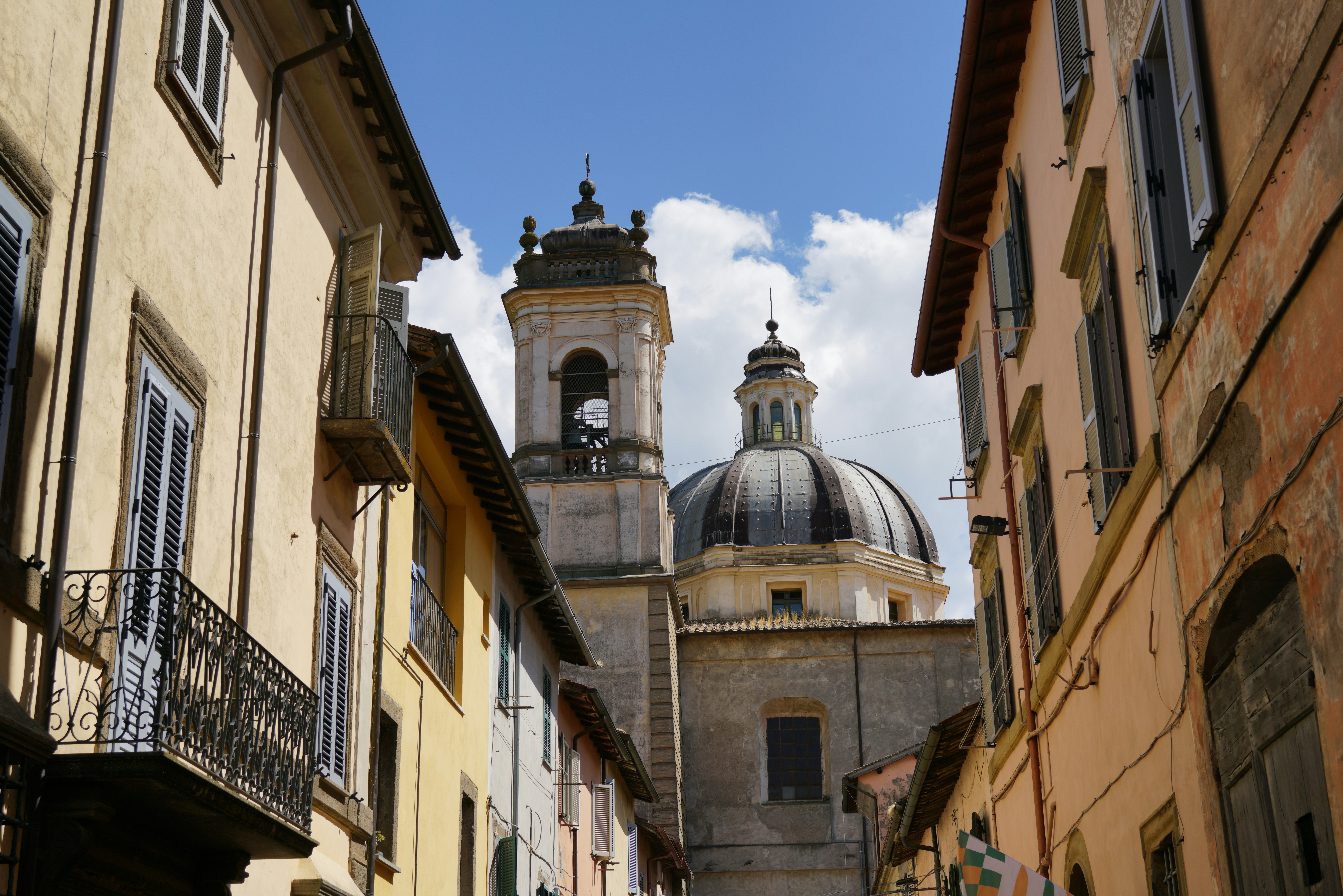 Ivory Dome Amid Narrow Calle: A Quiet Cathedral View
