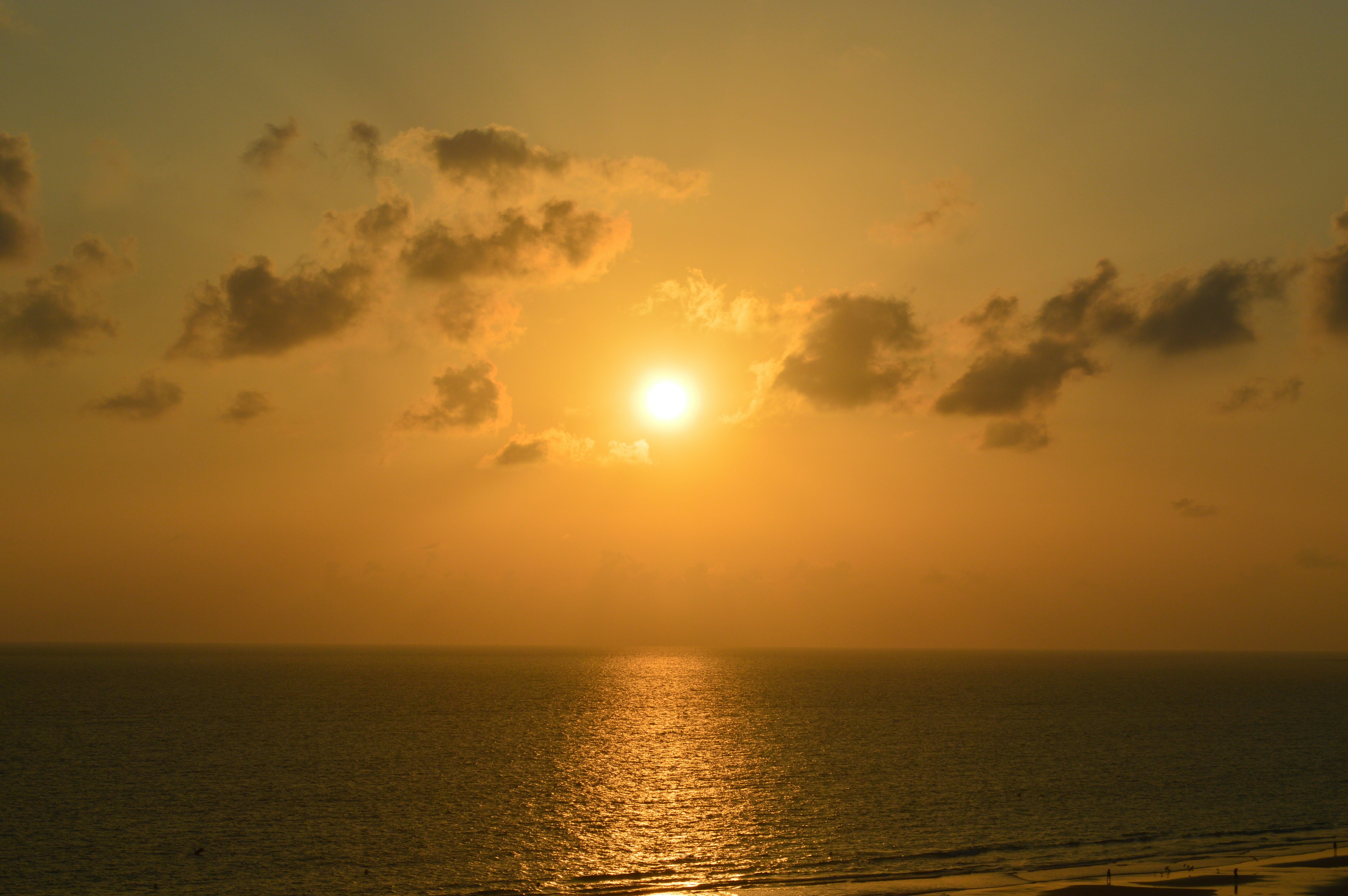 Sunlit Horizon: Quiet Ocean at Dusk