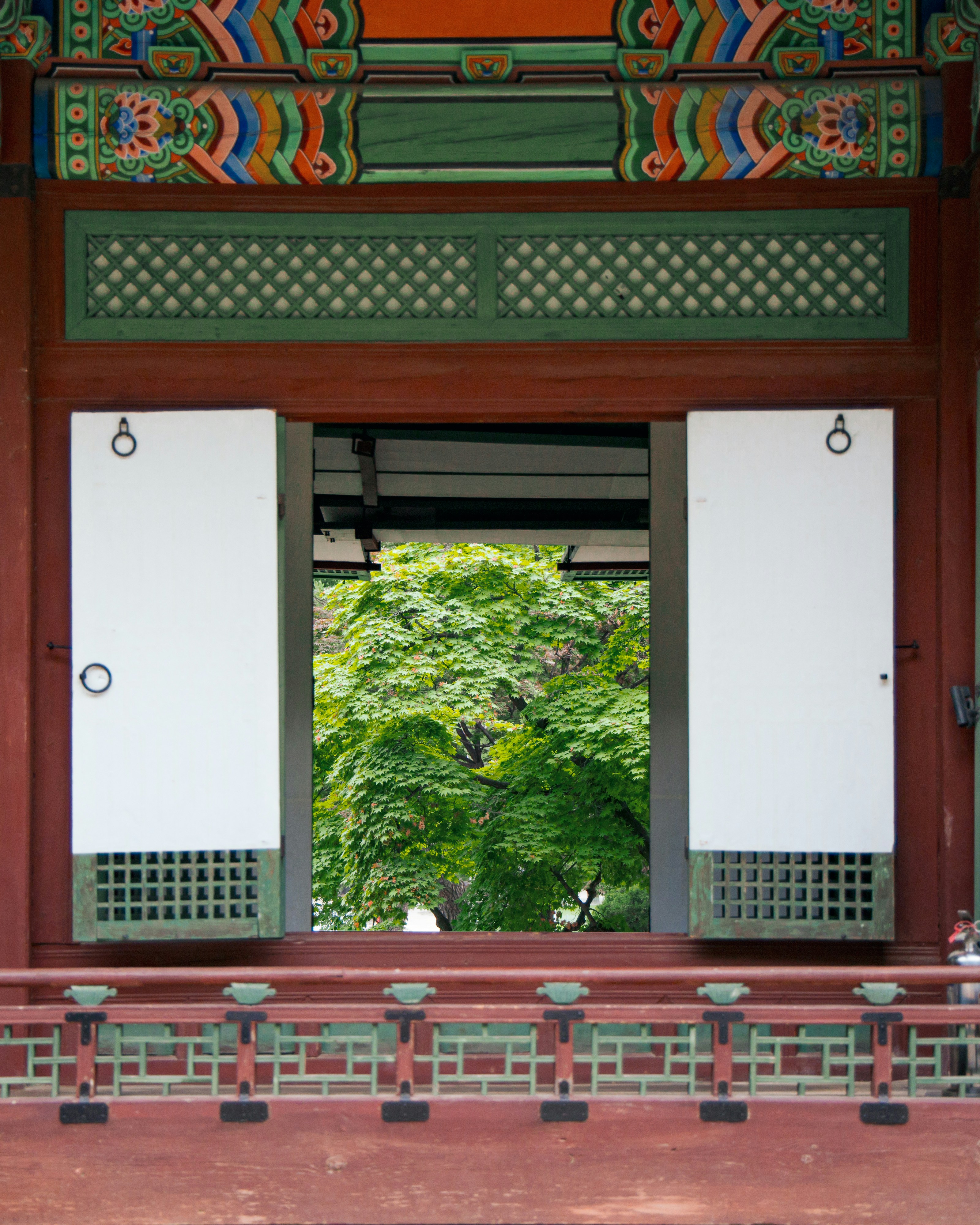 Openings to a Tranquil Seoul-Style Courtyard