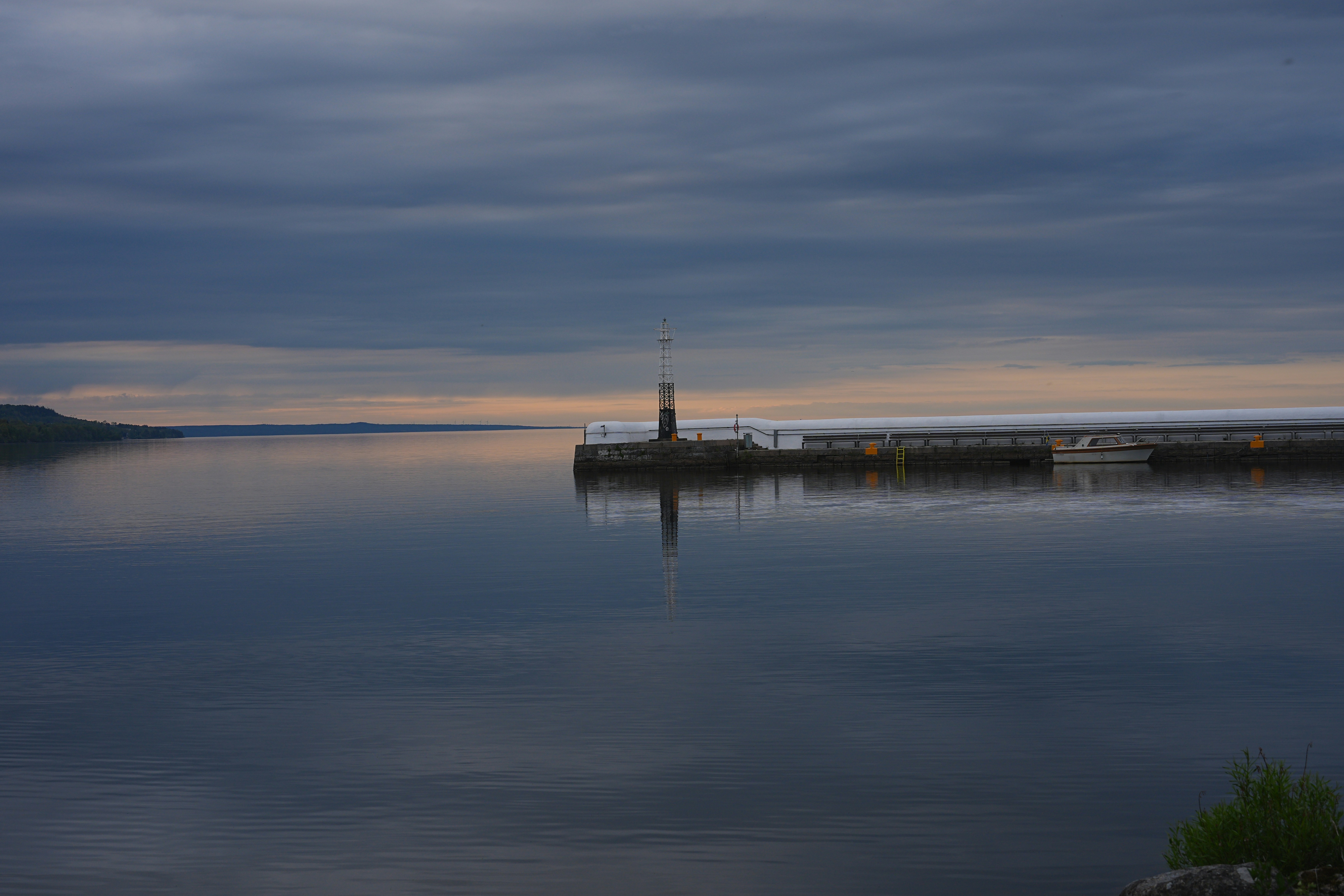 Solitary Pier at Dusk: A Calm Corridor Between Sky and Sea