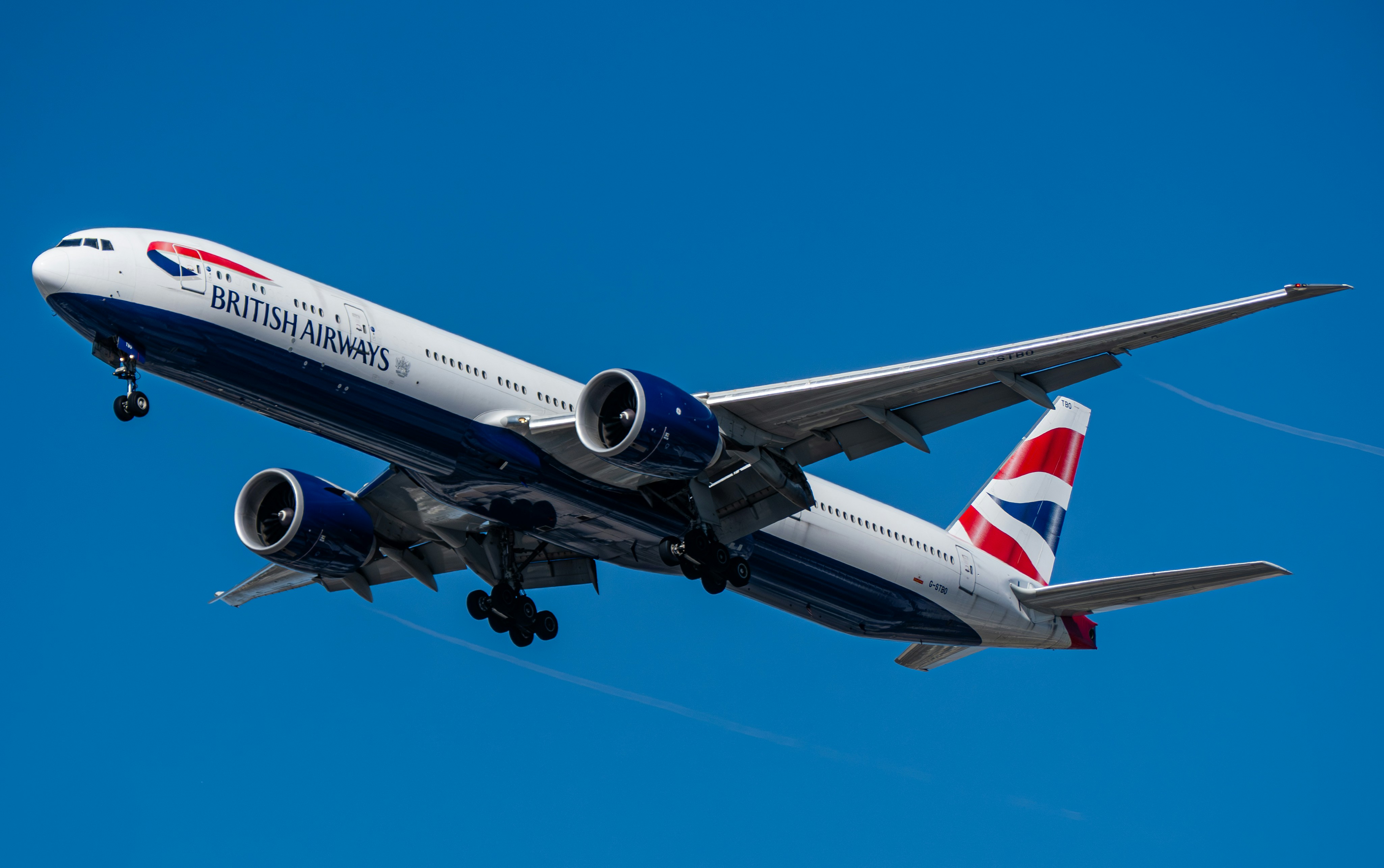 Jet in blue: British Airways 747-like silhouette slicing through a clear sky