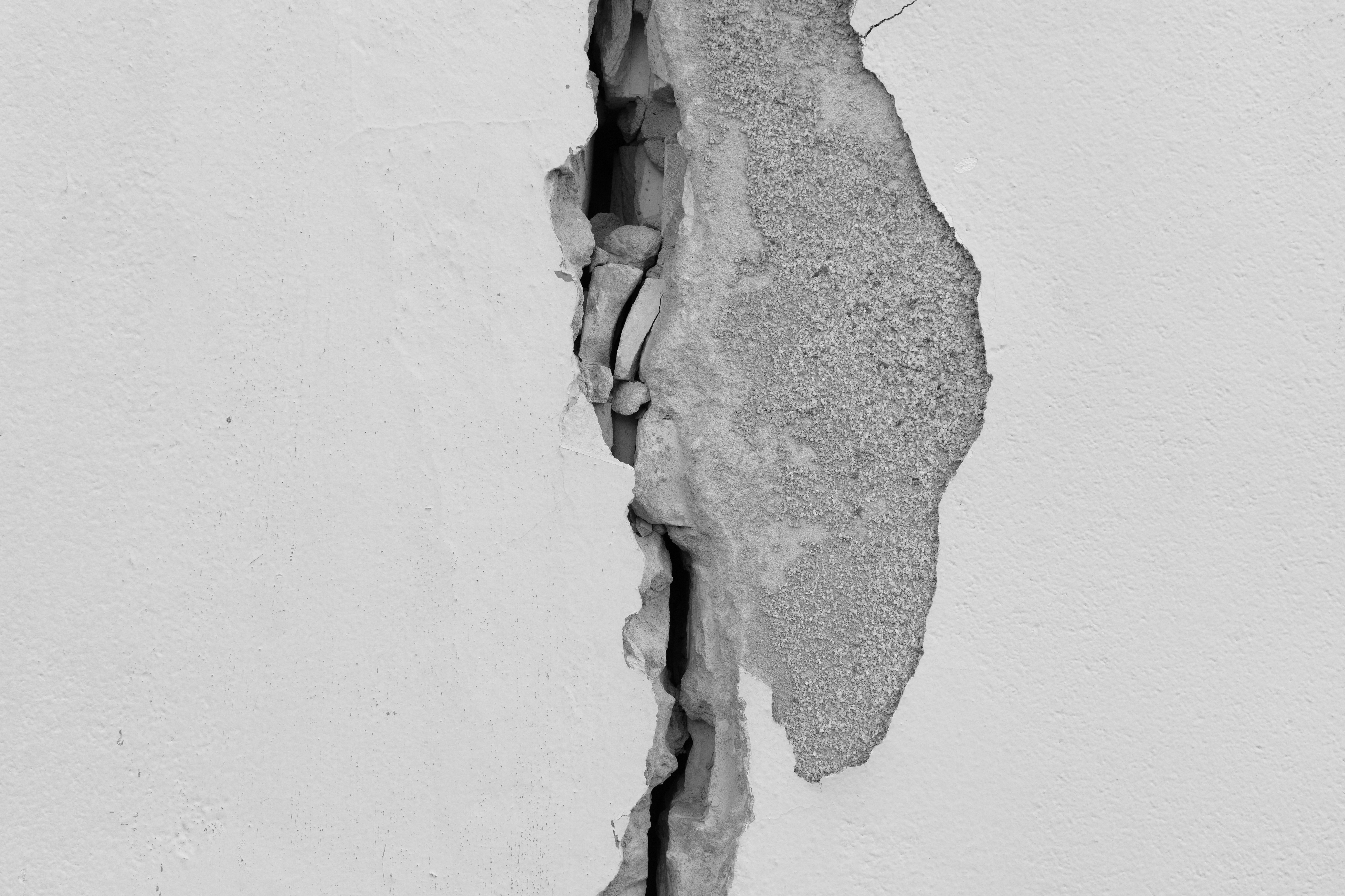 Crack in Quiet Wall: A Study in Texture and Gravity