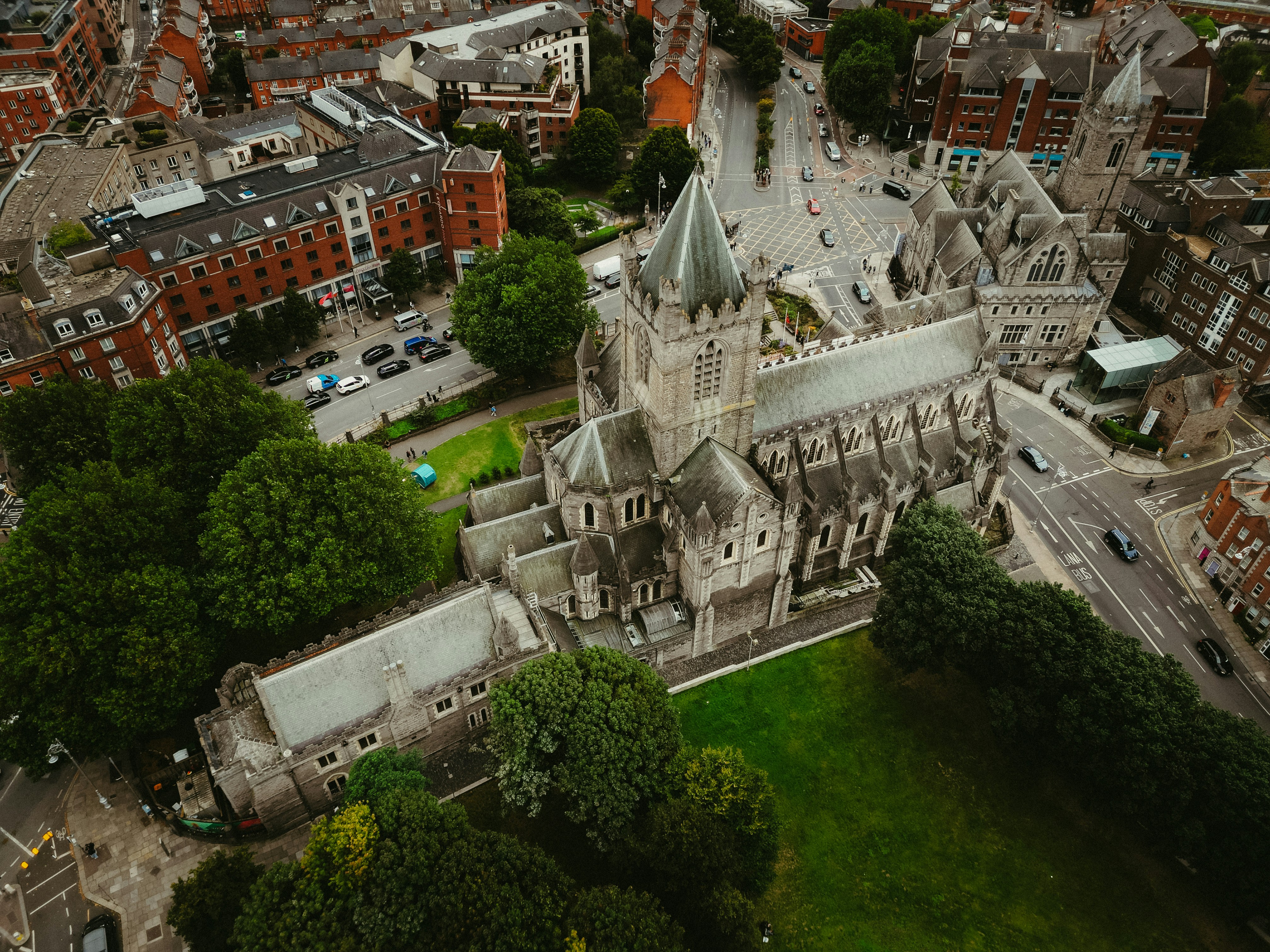 Catedral en el corazón del barrio: vista aérea de un templo medieval rodeado de casas y calles empedradas