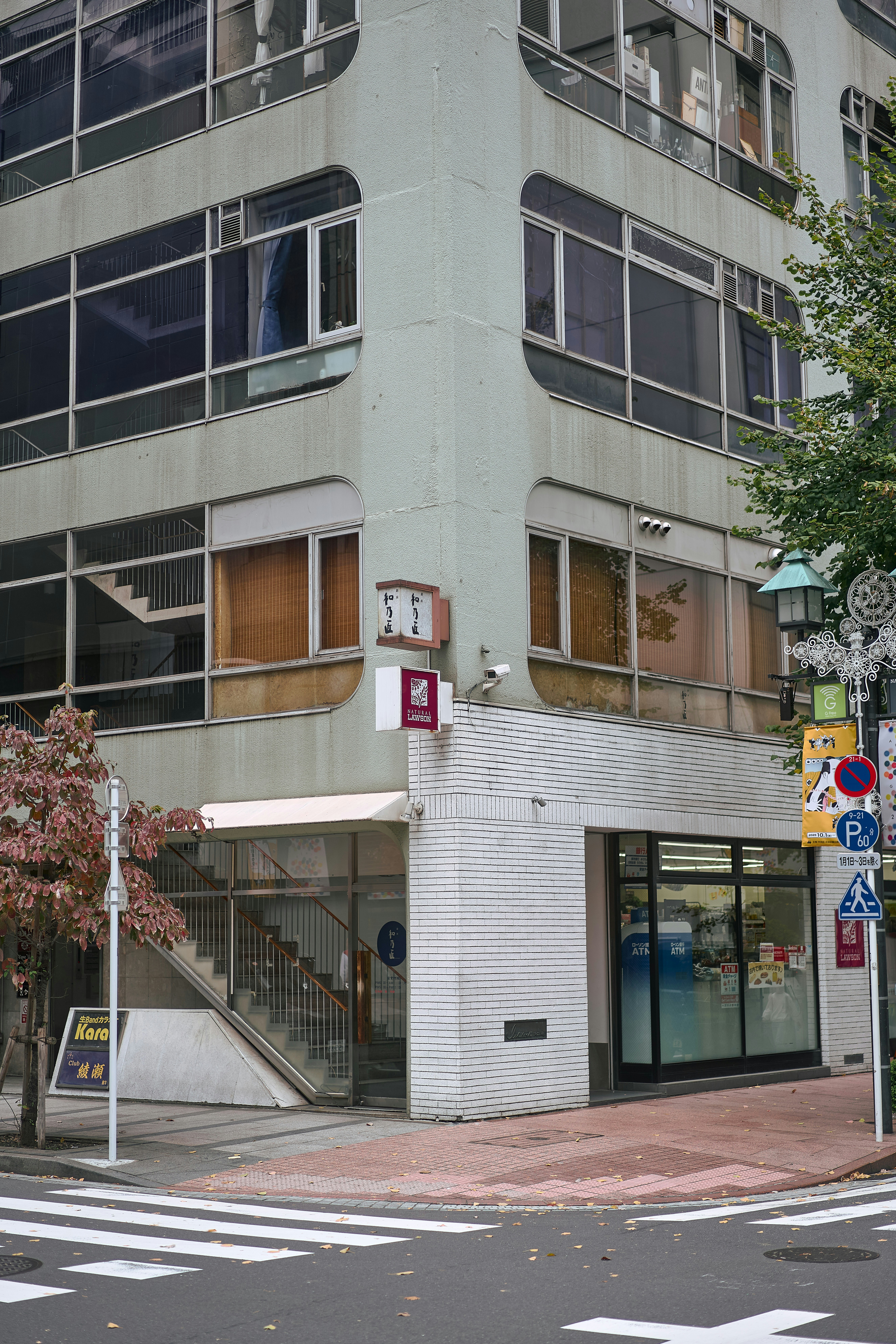 Cornered Facade: Geometry, Glass, and Street Light