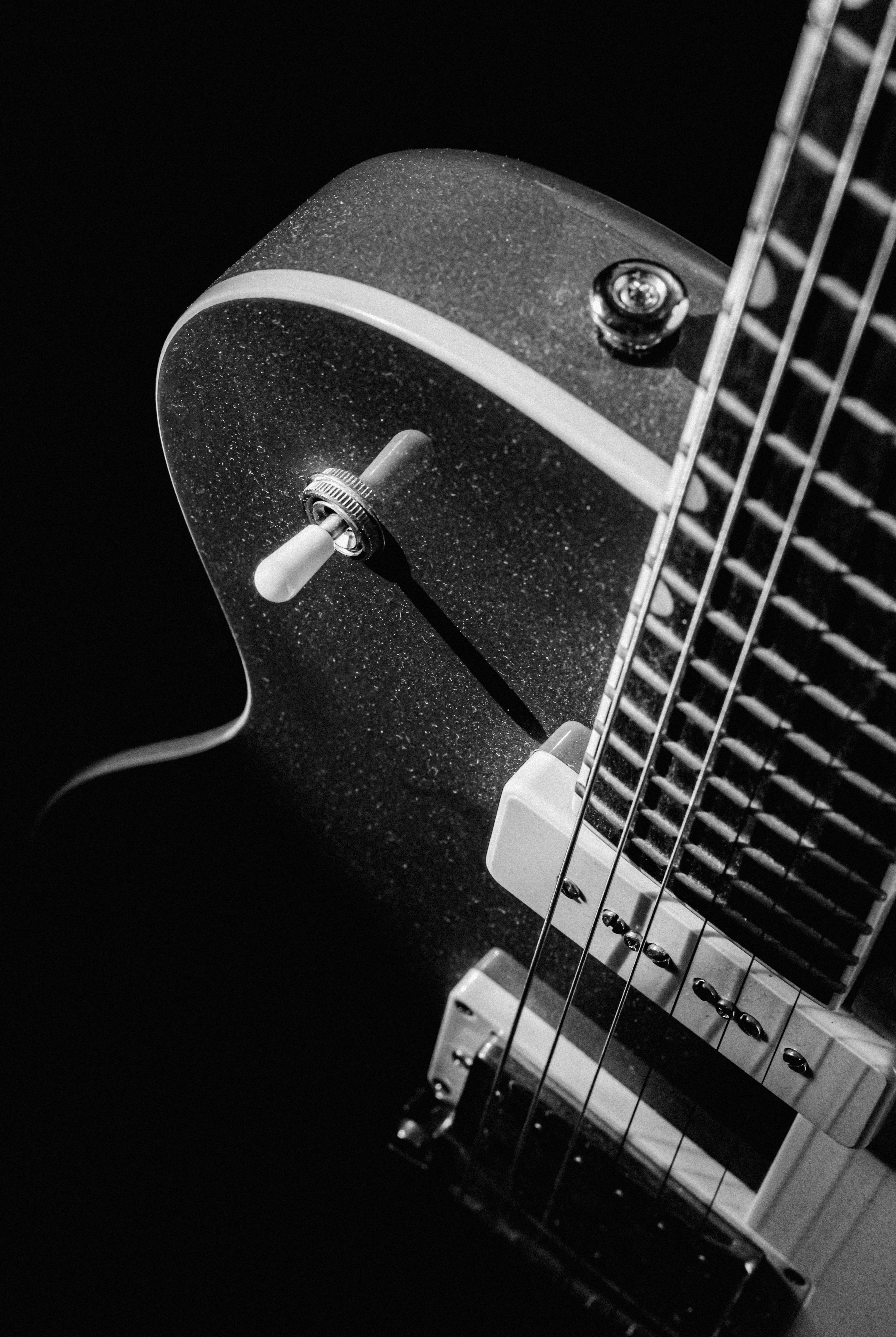 String Echo: A Close-Up of a Sparkling Electric Resonance