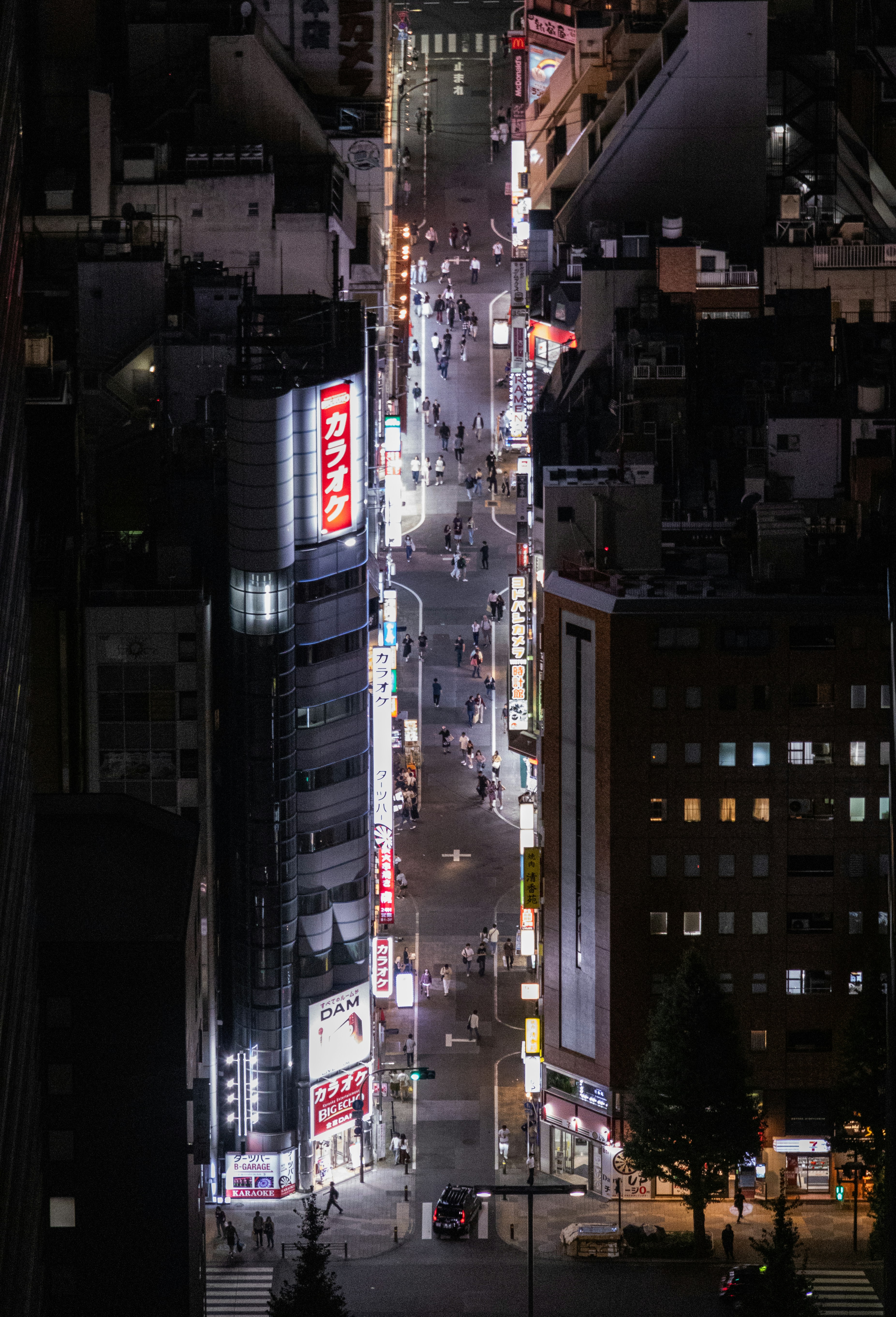 Neon Catwalk: A Night-Street Corridor Piercing Through the City