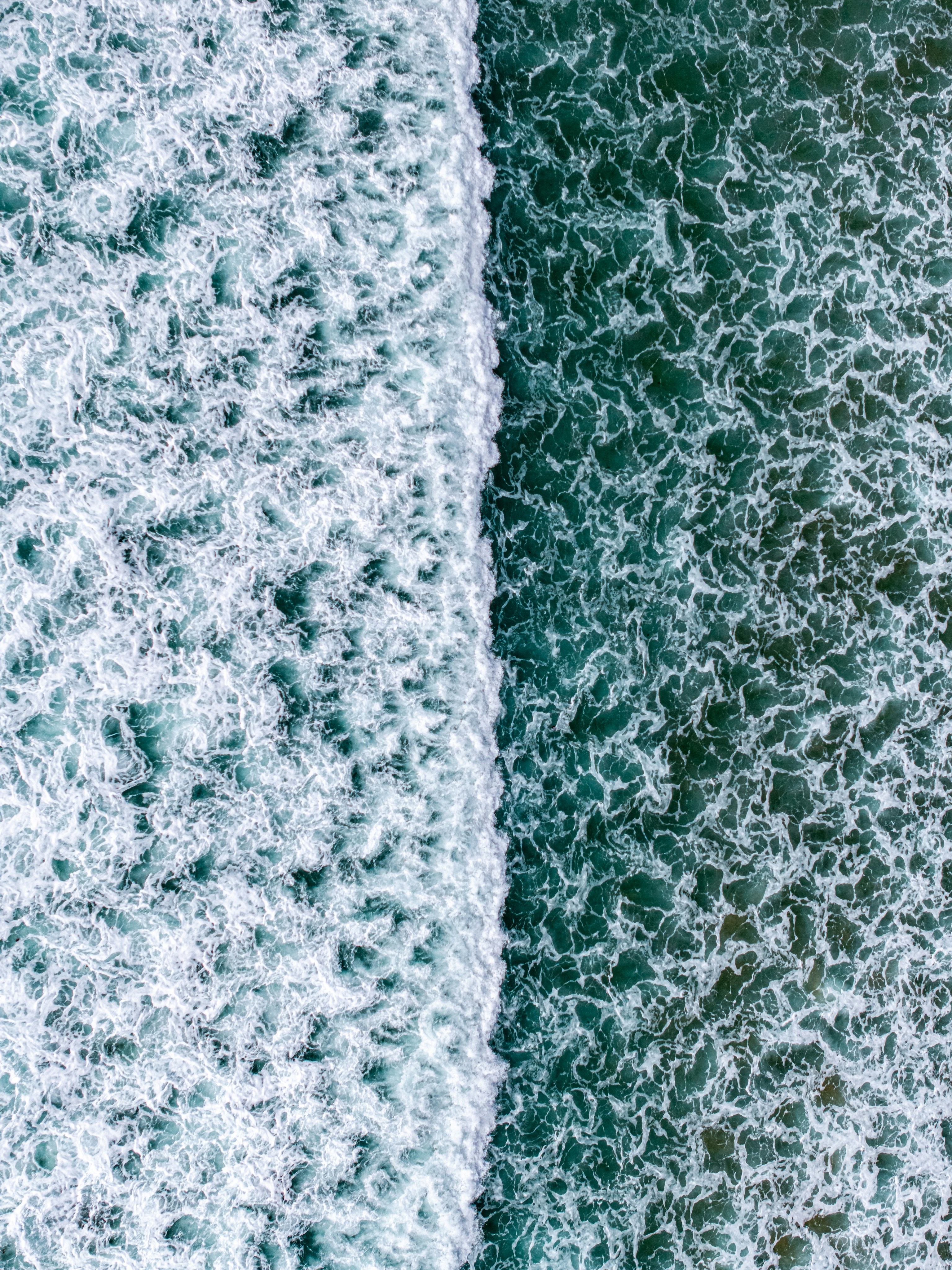 Narrow Ocean Divide: Aerial Foam and Currents Split by a Surfline
