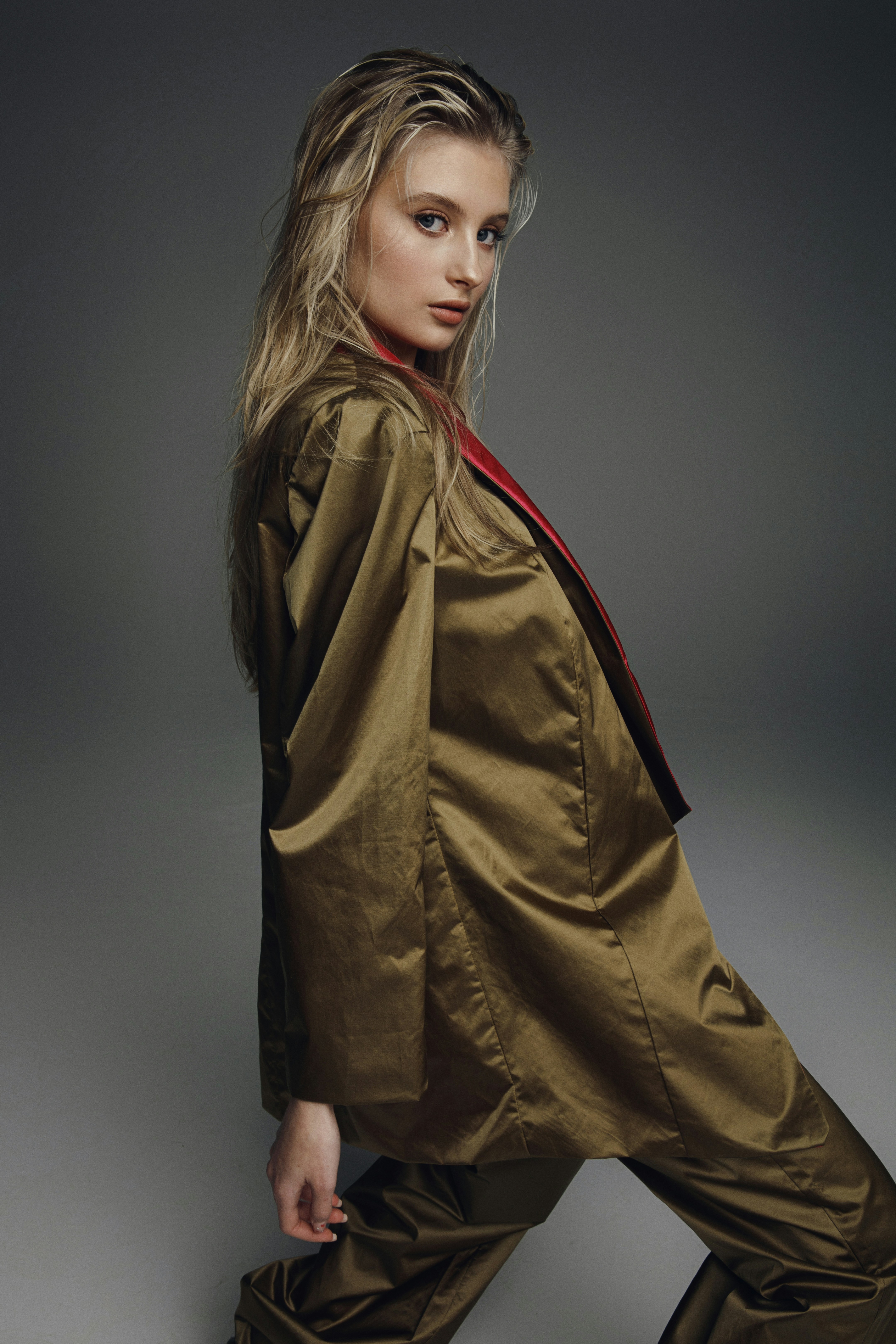 The Quiet Stance: A Gold-Toned Silhouette with a Red Accents