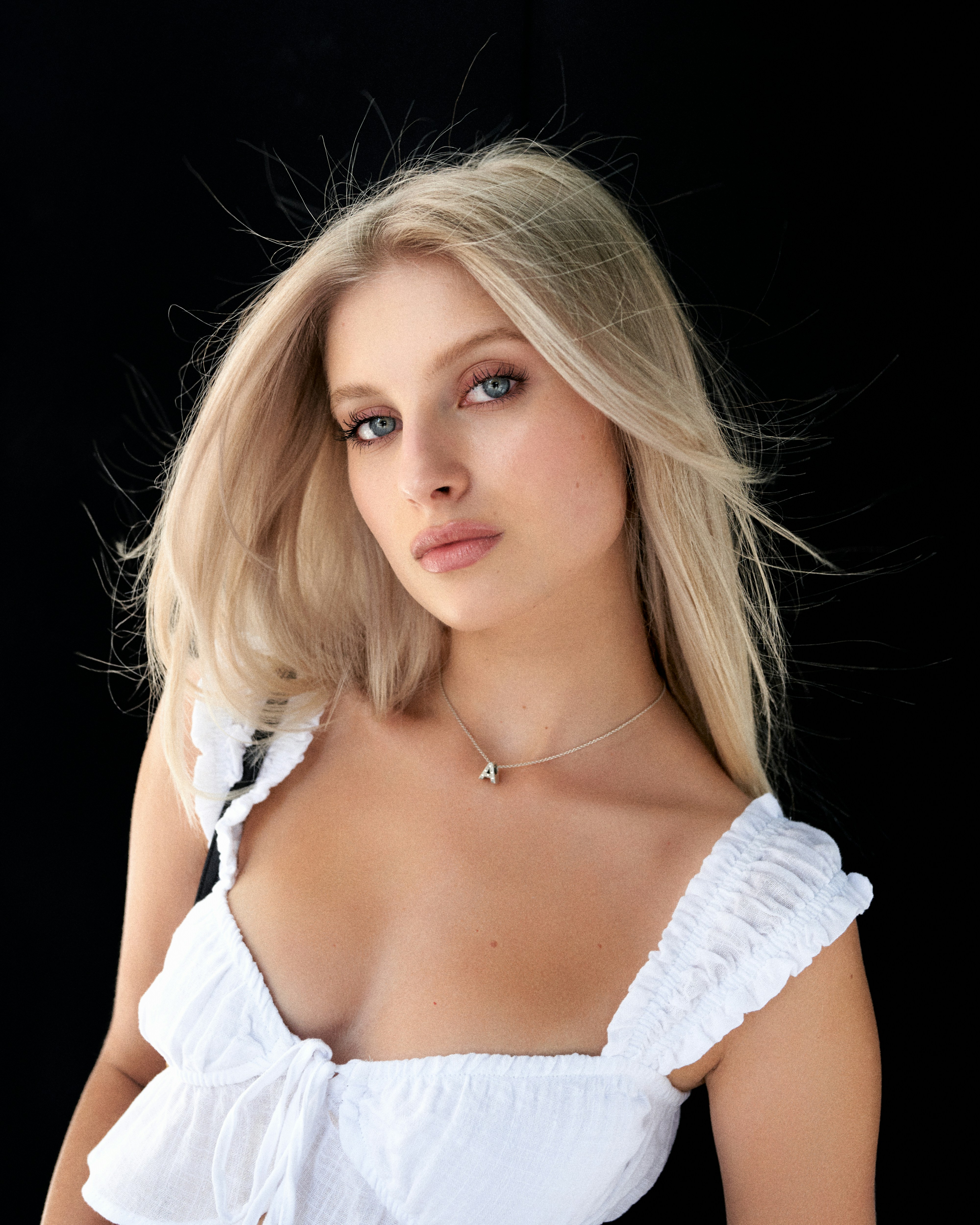 OLA SZKOLDA Photo Shoot Follow: https://instagram.com/olaszkolda Ola Szkołda is a rising Polish fashion model and digital creator known for her striking beauty, effortless elegance, and modern high-fashion aesthetic. With her long blonde hair, expressive eyes, flawless skin, and naturally photogenic presence, she represents the new generation of European fashion influencers and luxury lifestyle personalities. Ola combines classic feminine beauty with contemporary runway energy, making her a perfect fit for editorial fashion campaigns, luxury brands, swimwear shoots and social med