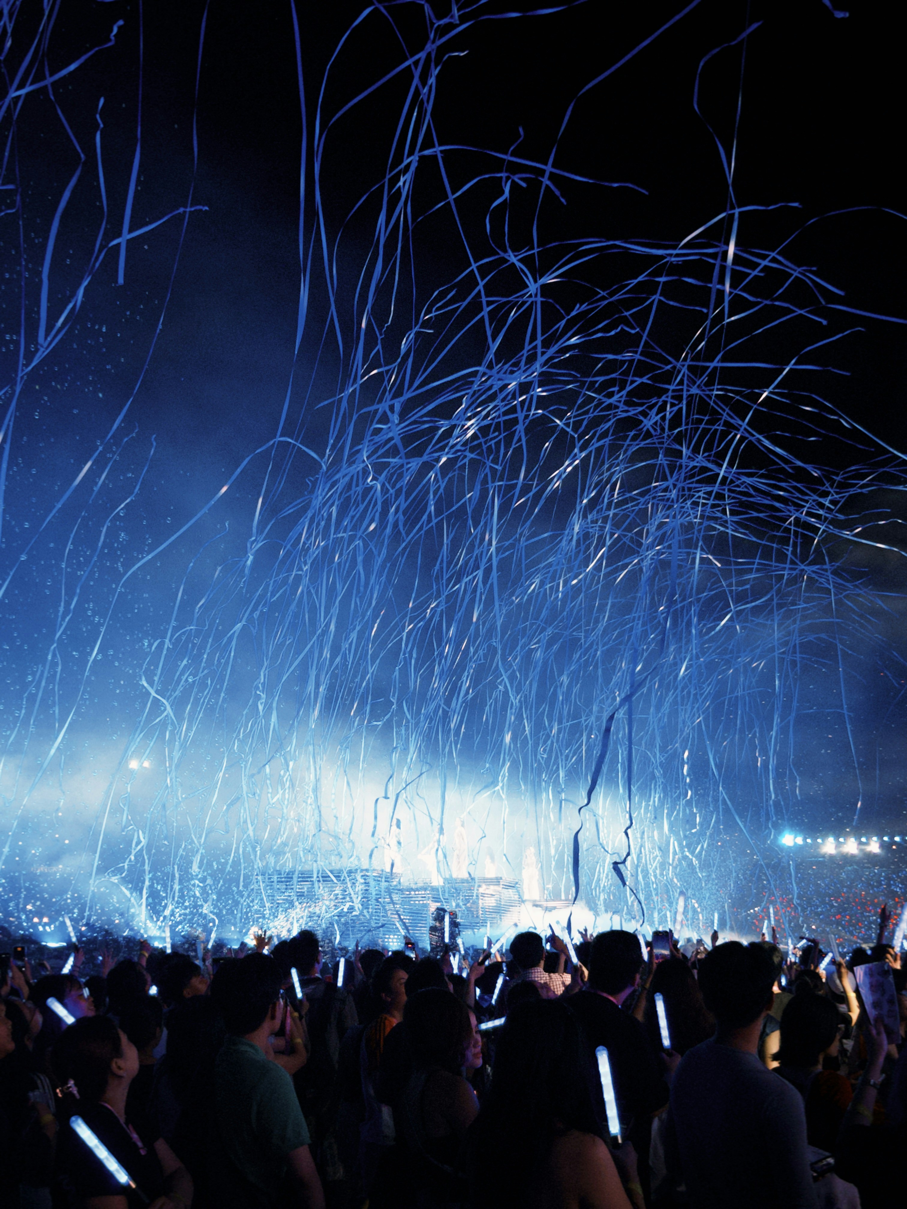 Blue Confetti Night: A Sweeping Arena of Lights