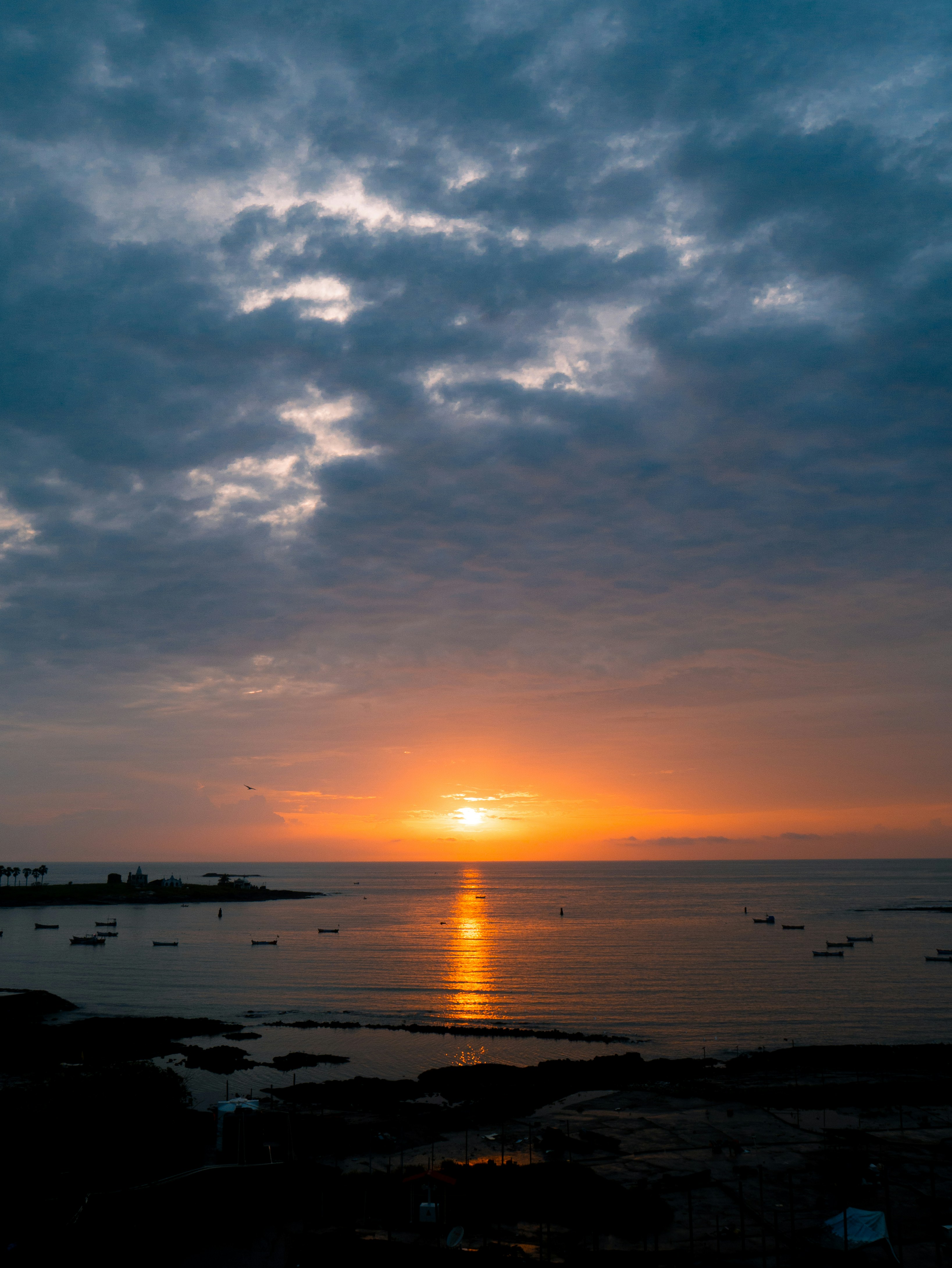 Sun Gold on the Horizon: Quiet Coastal Sunset