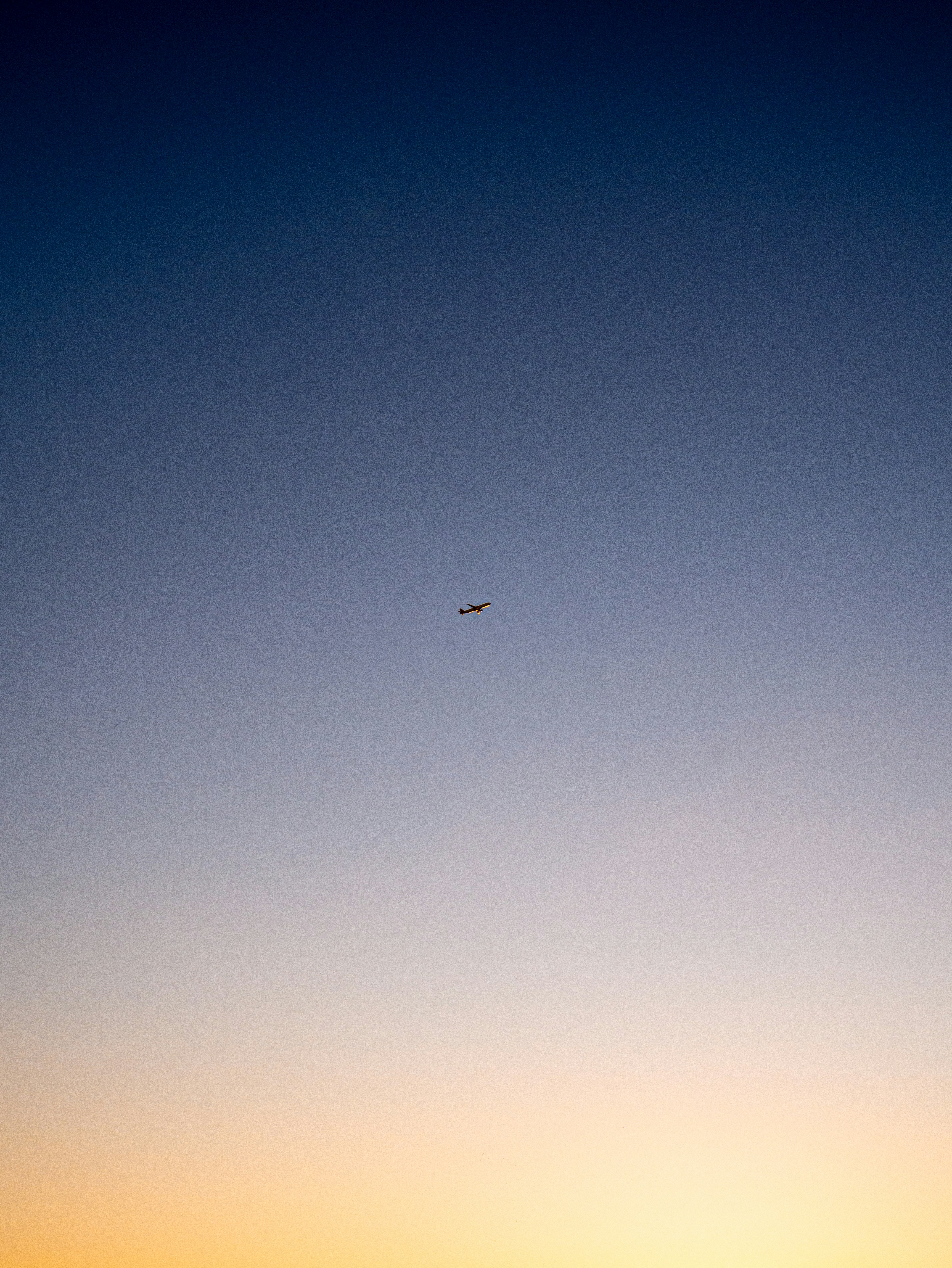 A lone keystone: a small plane drifting through a dawn-to-dusk gradient