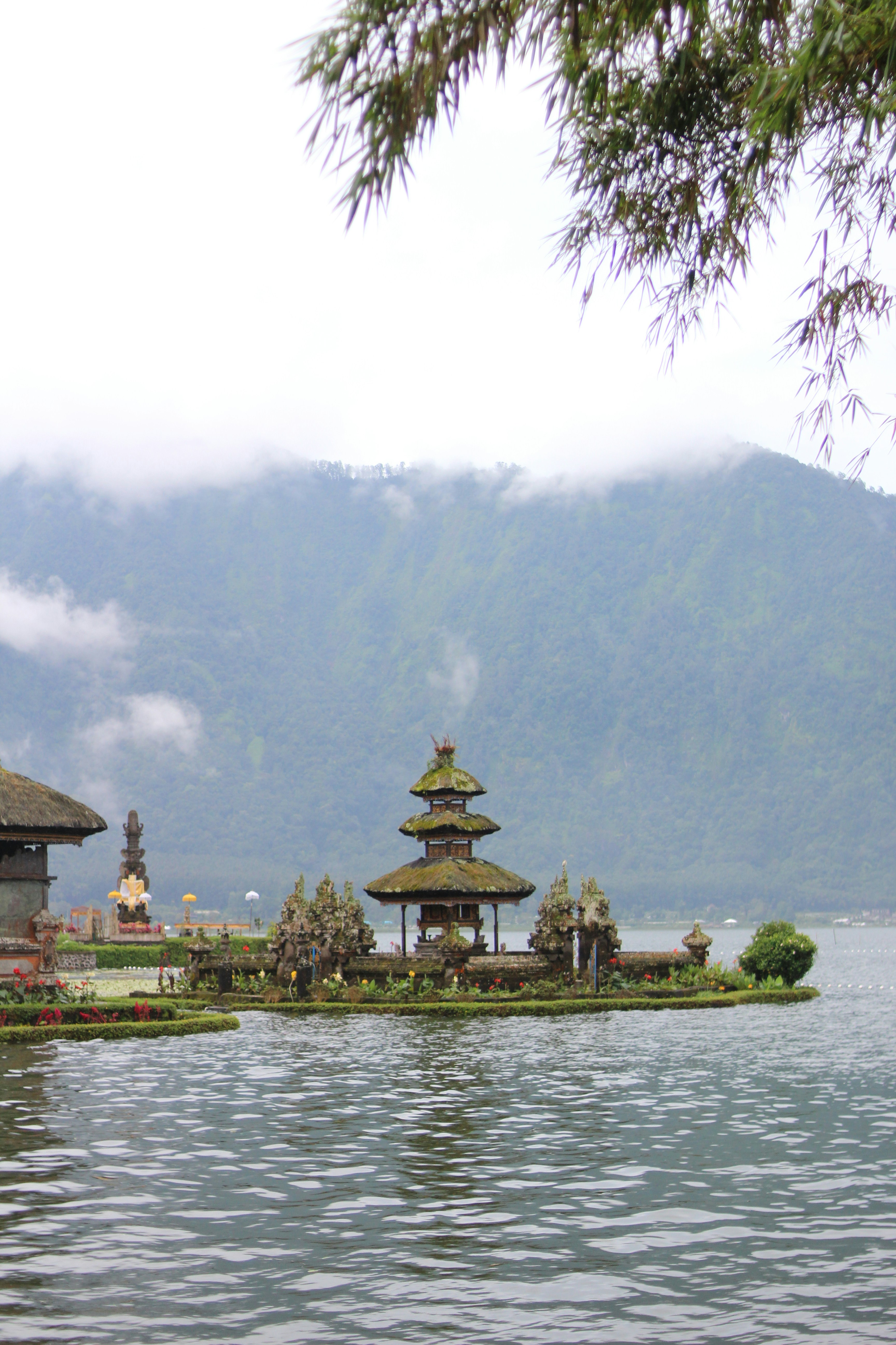 Temple Island Fringed by Mist: A Tranquil Lakeside Pause