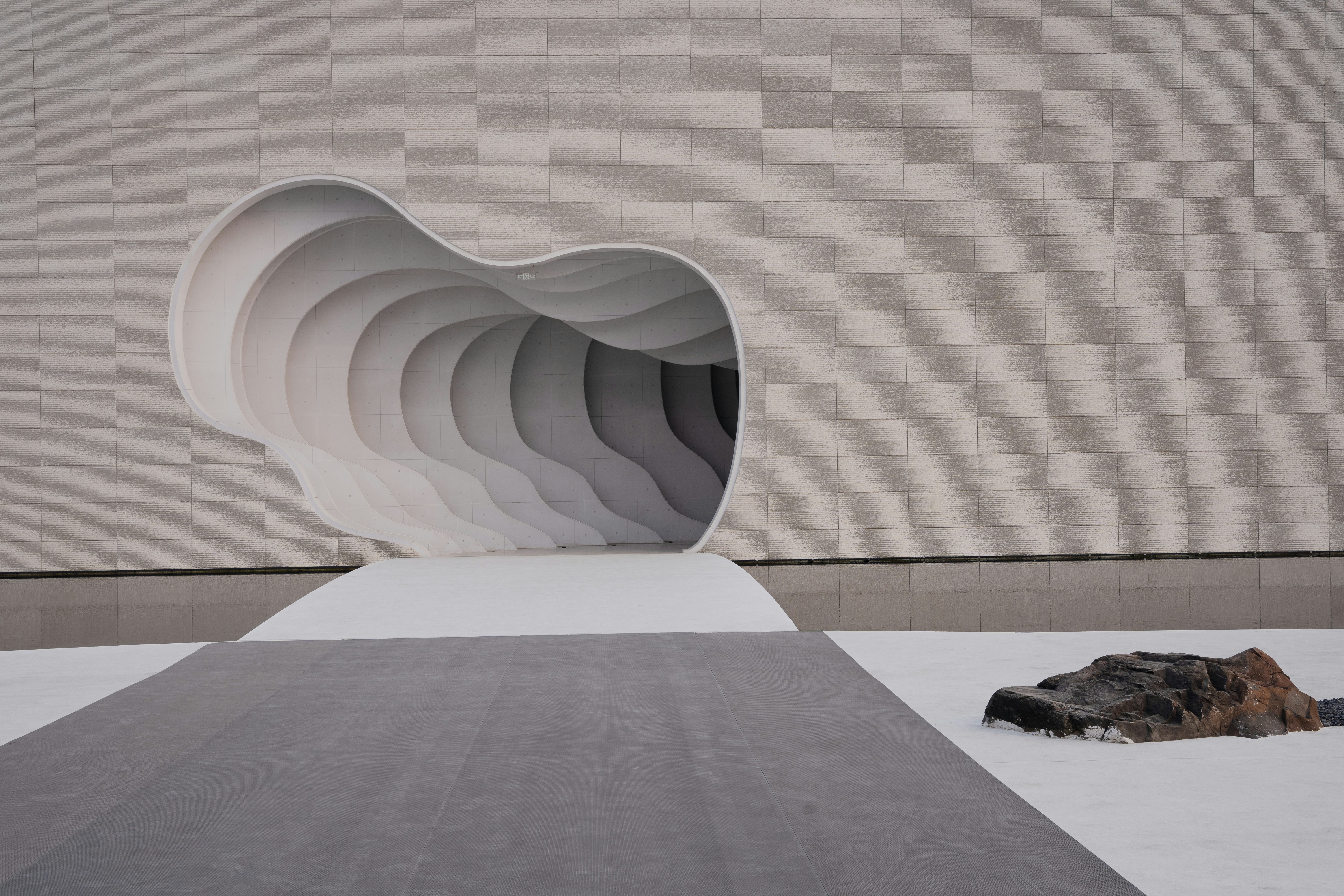 Curved Chamber: Quiet Entrance with Shadowed Ridges