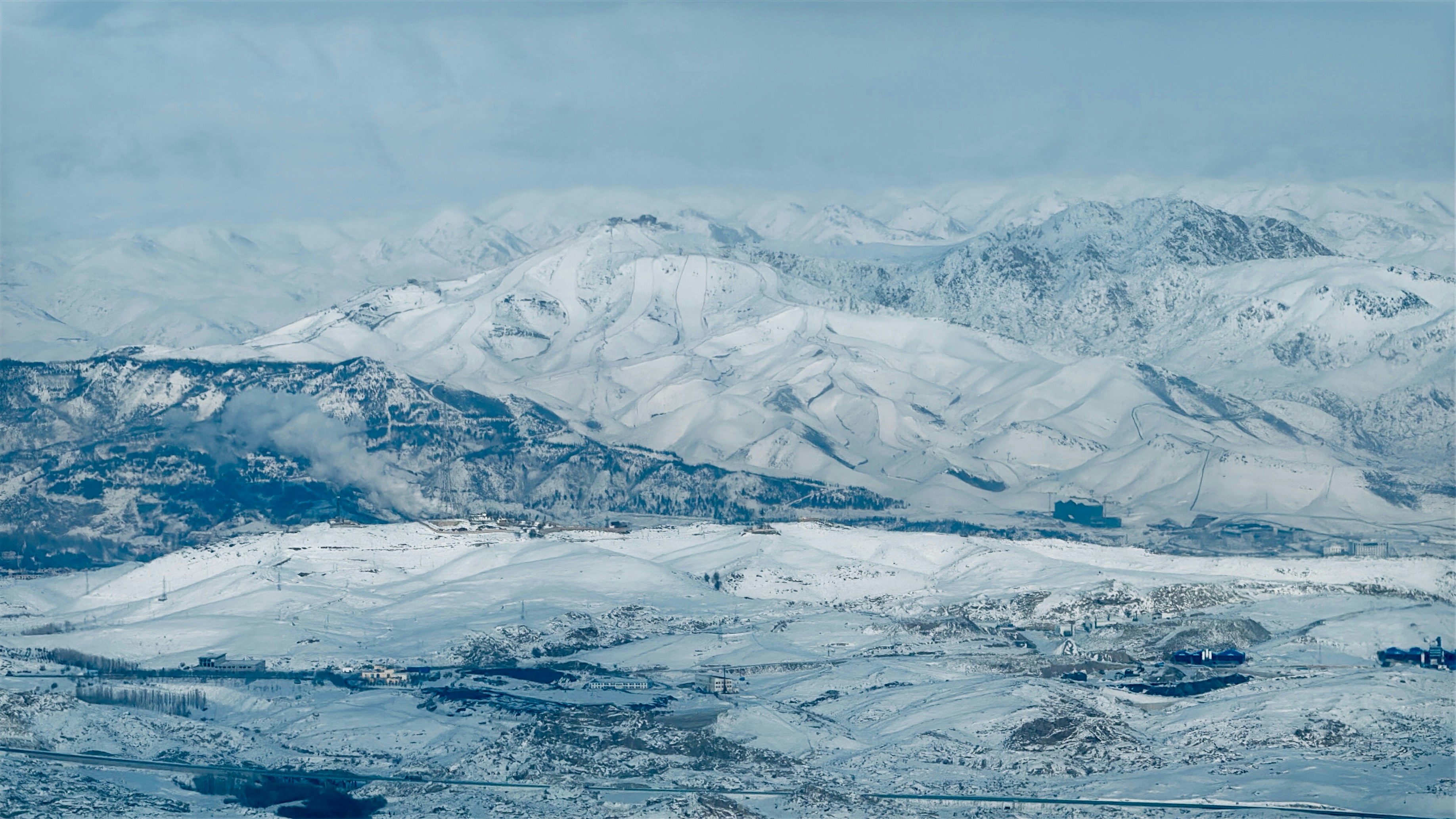 Snowbound Ridge: A Quiet Portrait of Alpine Light