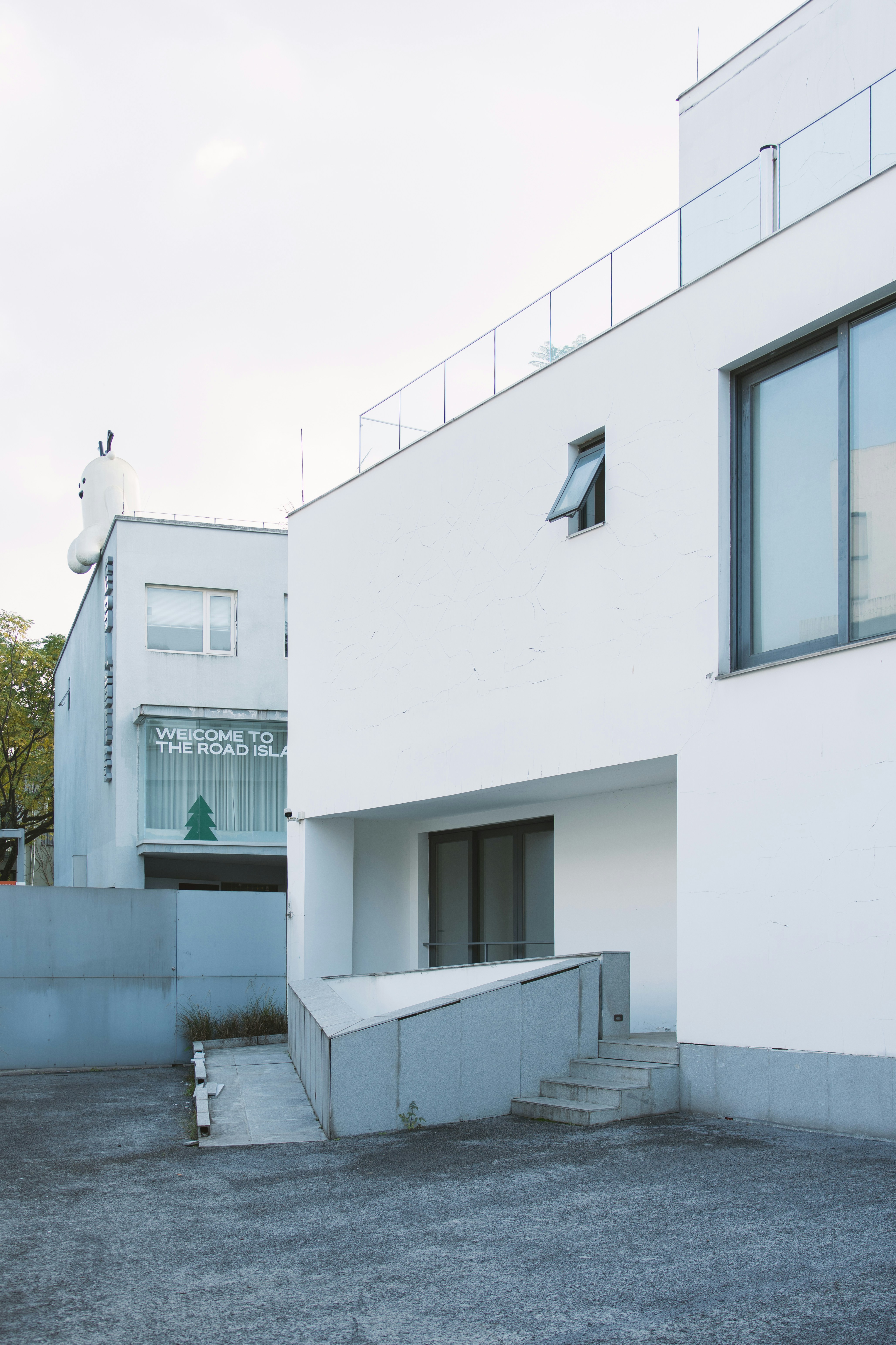 Modern white buildings with a concrete ramp and stairs. photo – Free ...