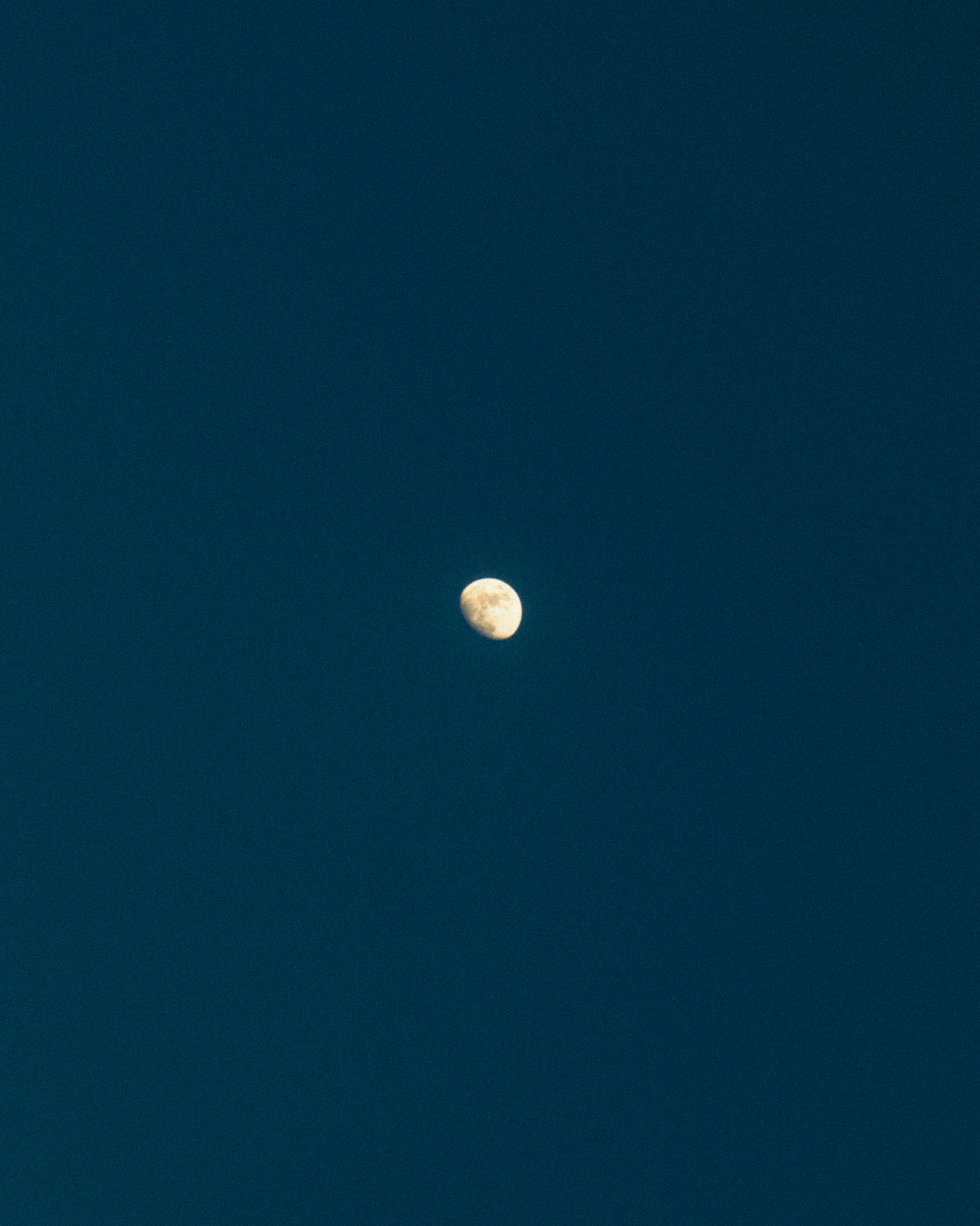 Moonlit Minimalism: A solitary lunar disc in a velvet night