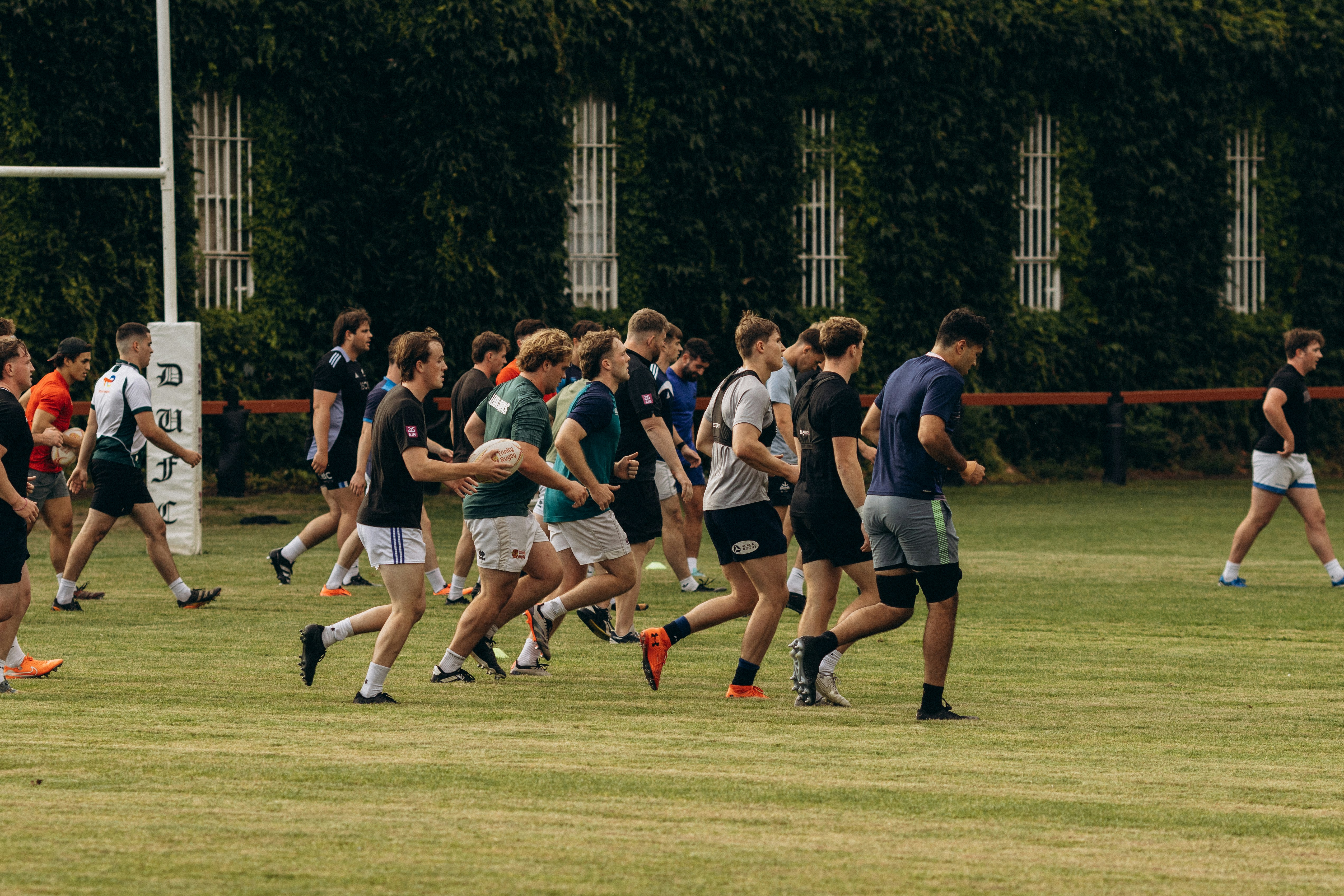 Runners in a Park: A Short Relay Across the Grass