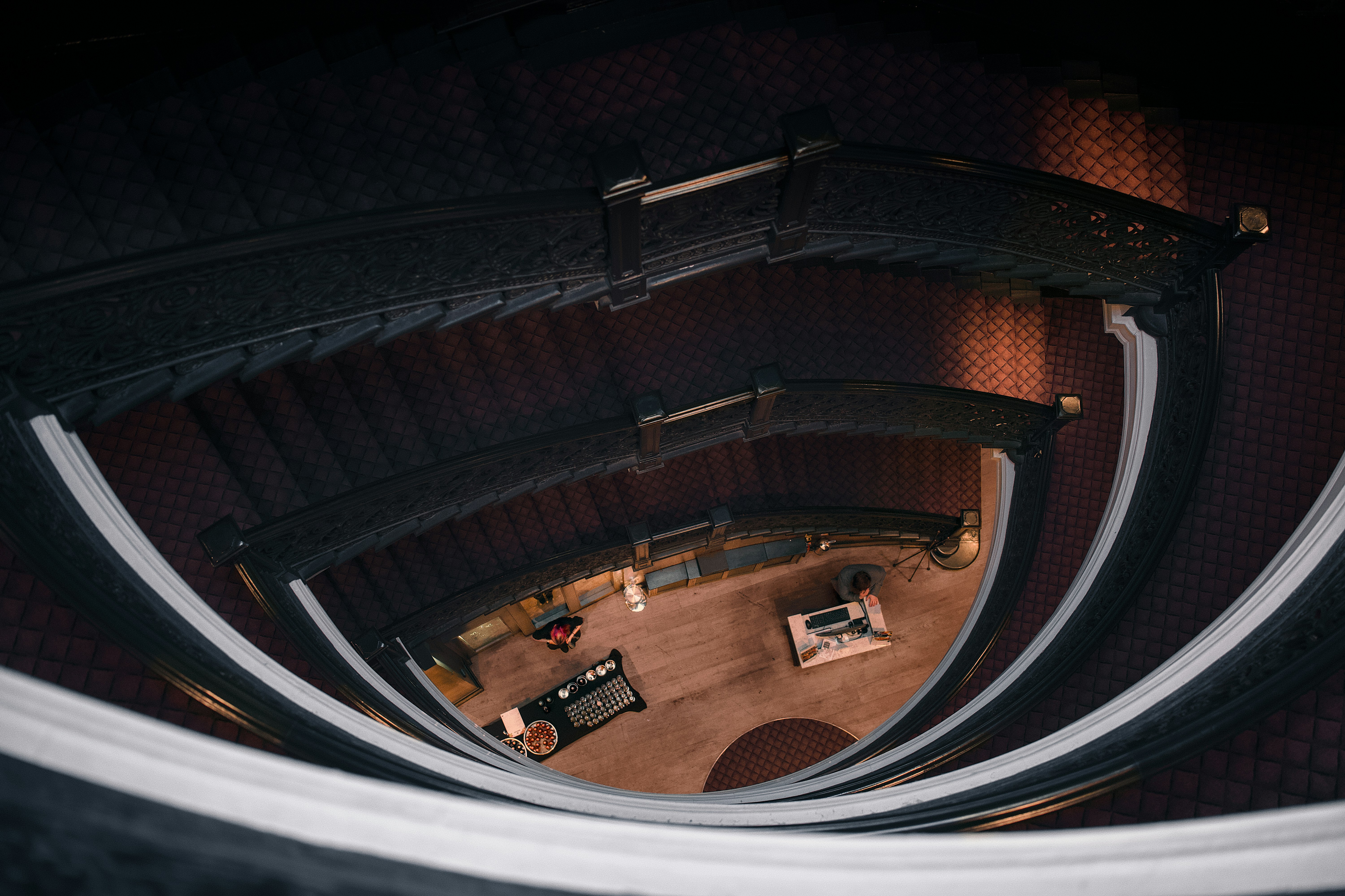 Spiral Auditorium: A Bird’s-Eye Descent into the Ground Level