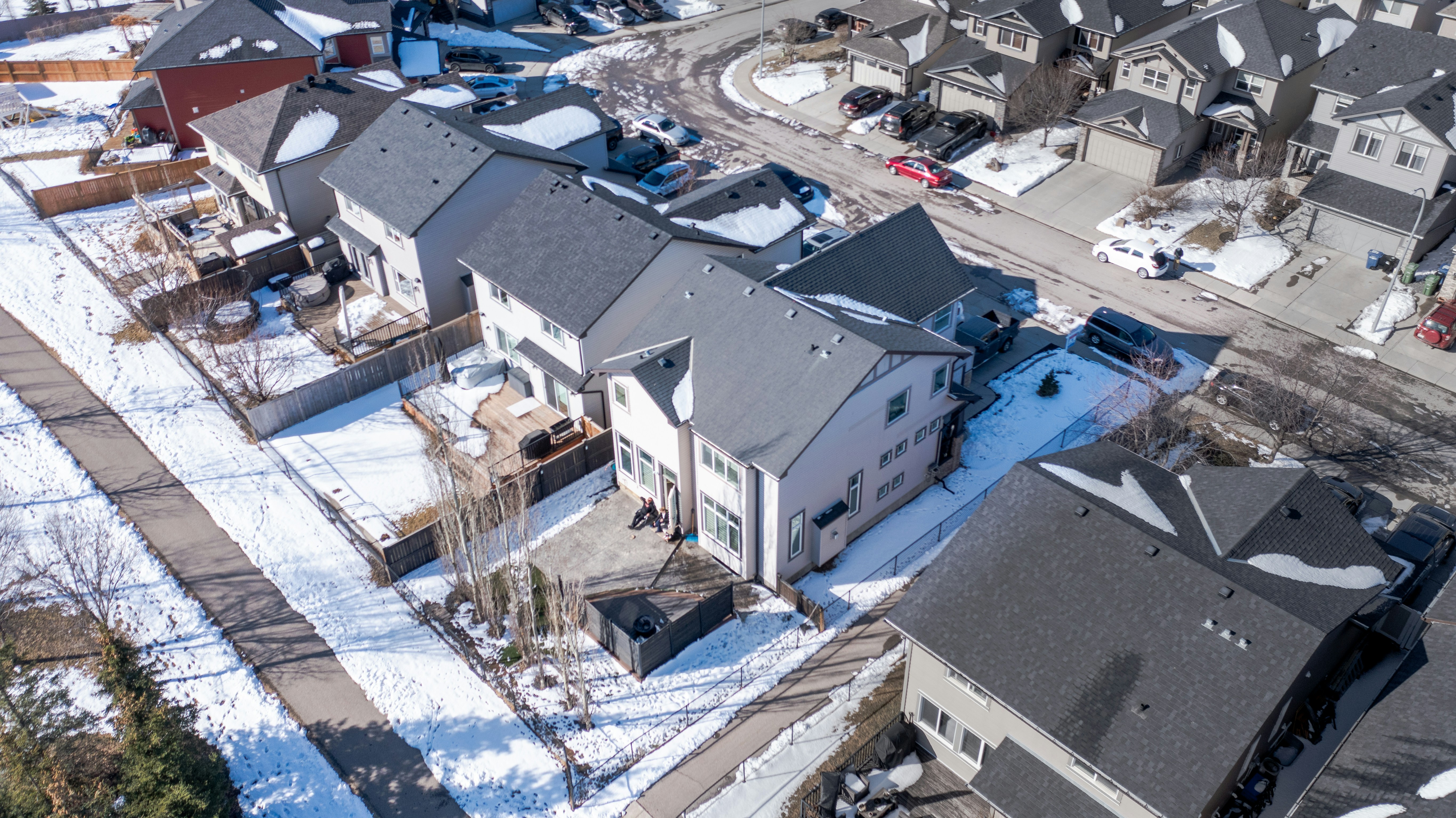 Snow-blanketed Cul-de-Sac: A Quiet Winter Suburban Panorama