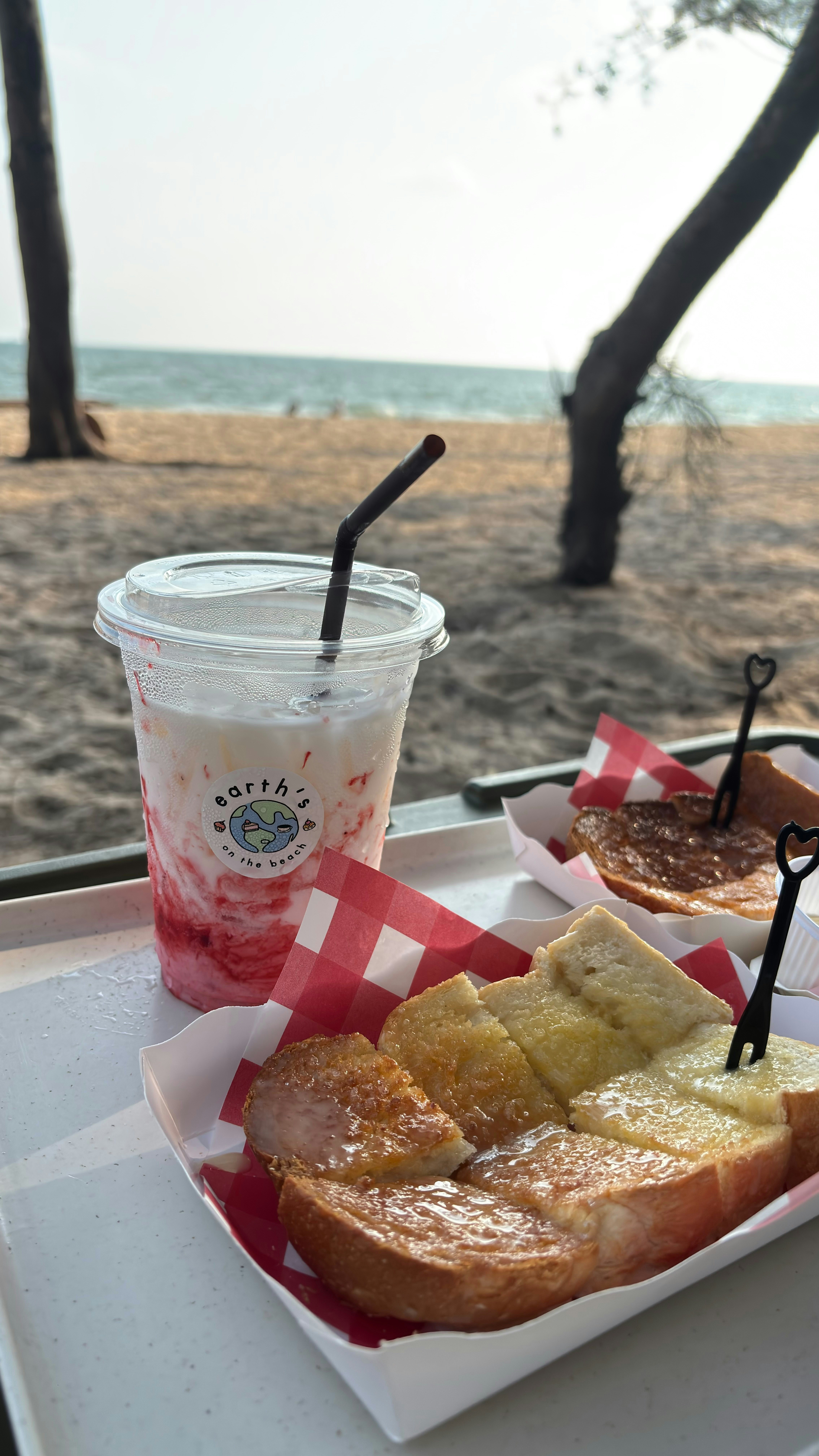 Beachside Brunch: Strawberry Swirl Latte and Toasted Treats by the Sea