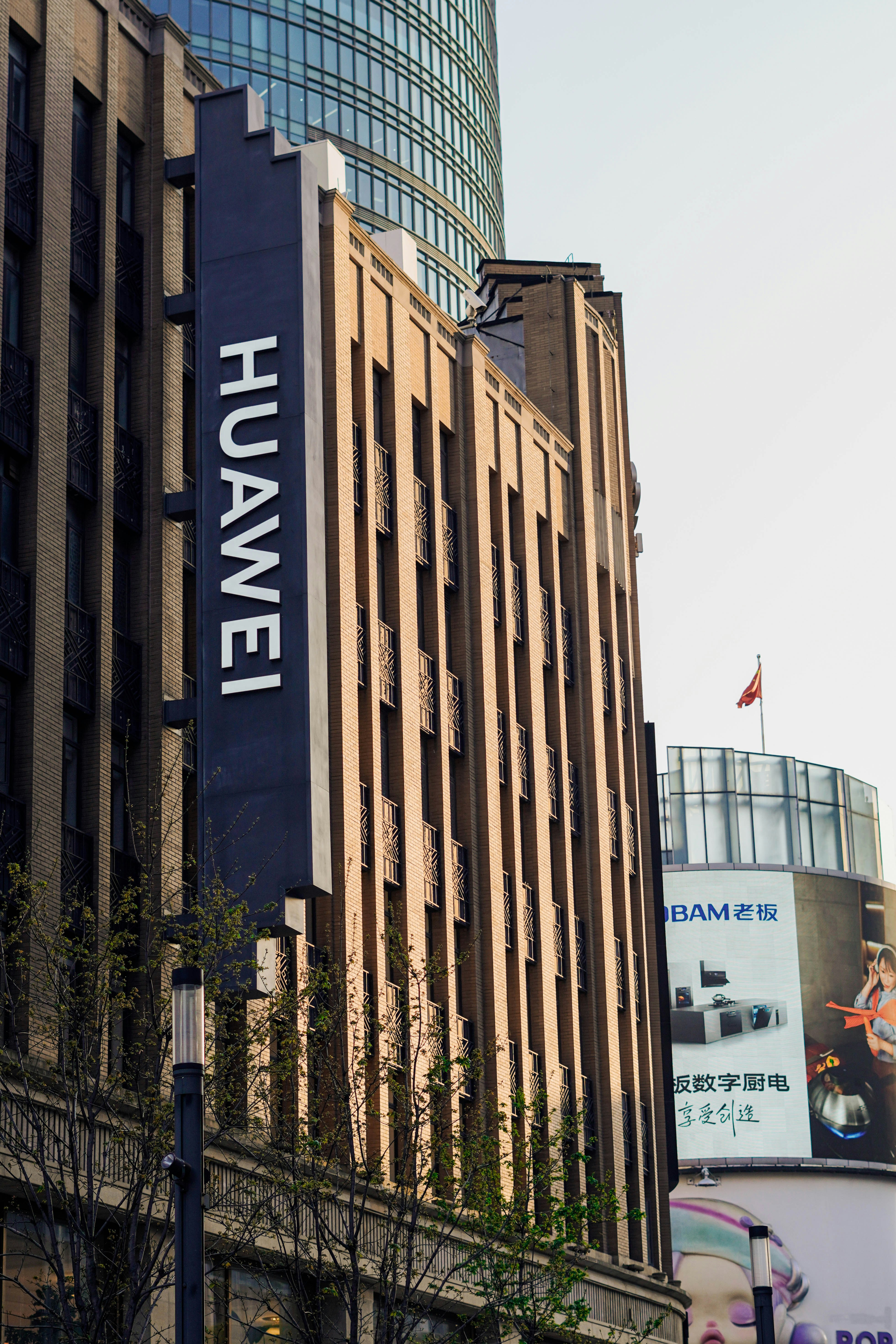 Hanwei Building Crest: Towering Sign Along a Modern Skyline