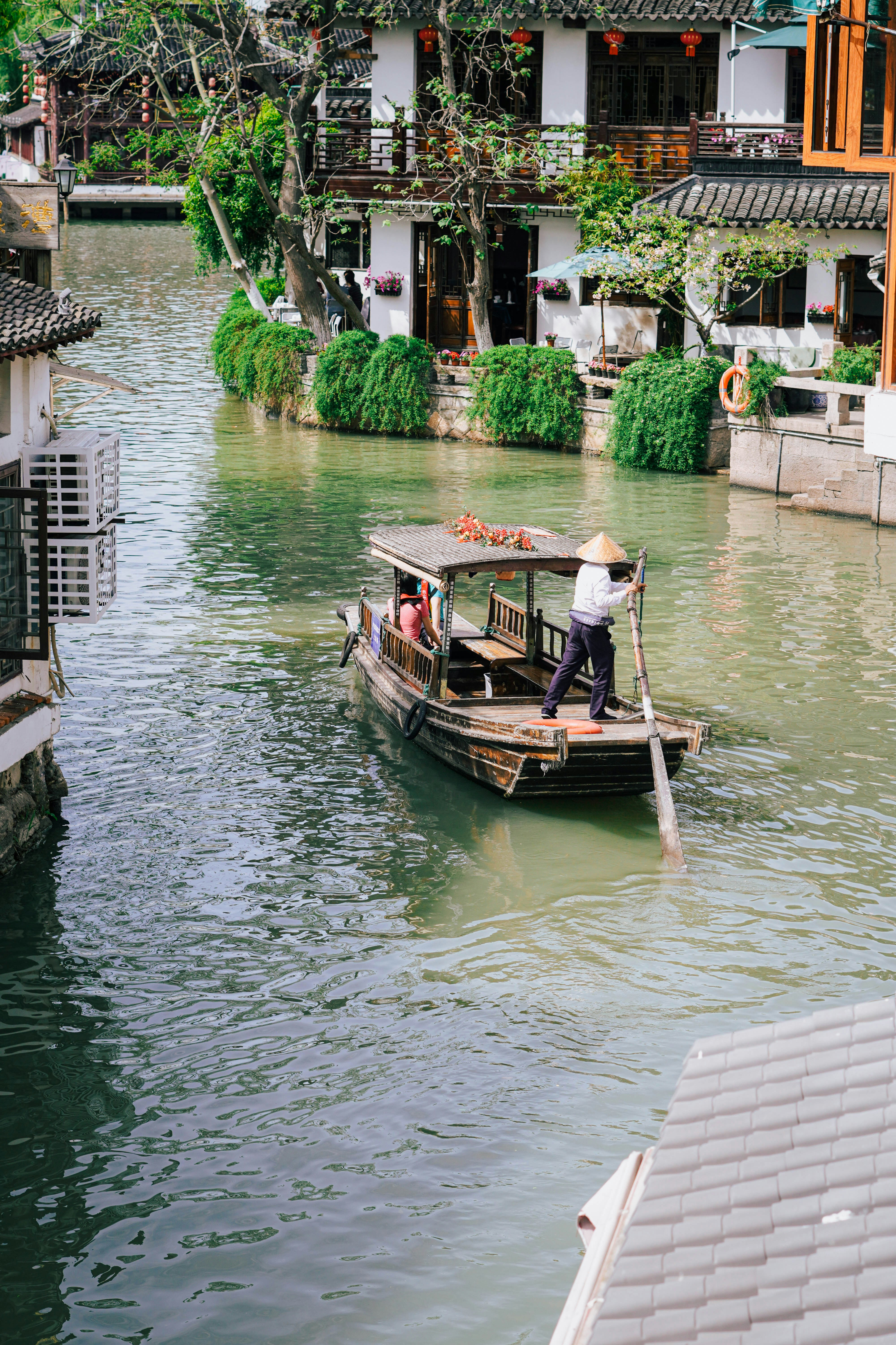 Canal Delft: The Houseboats and Oars of Daily Life