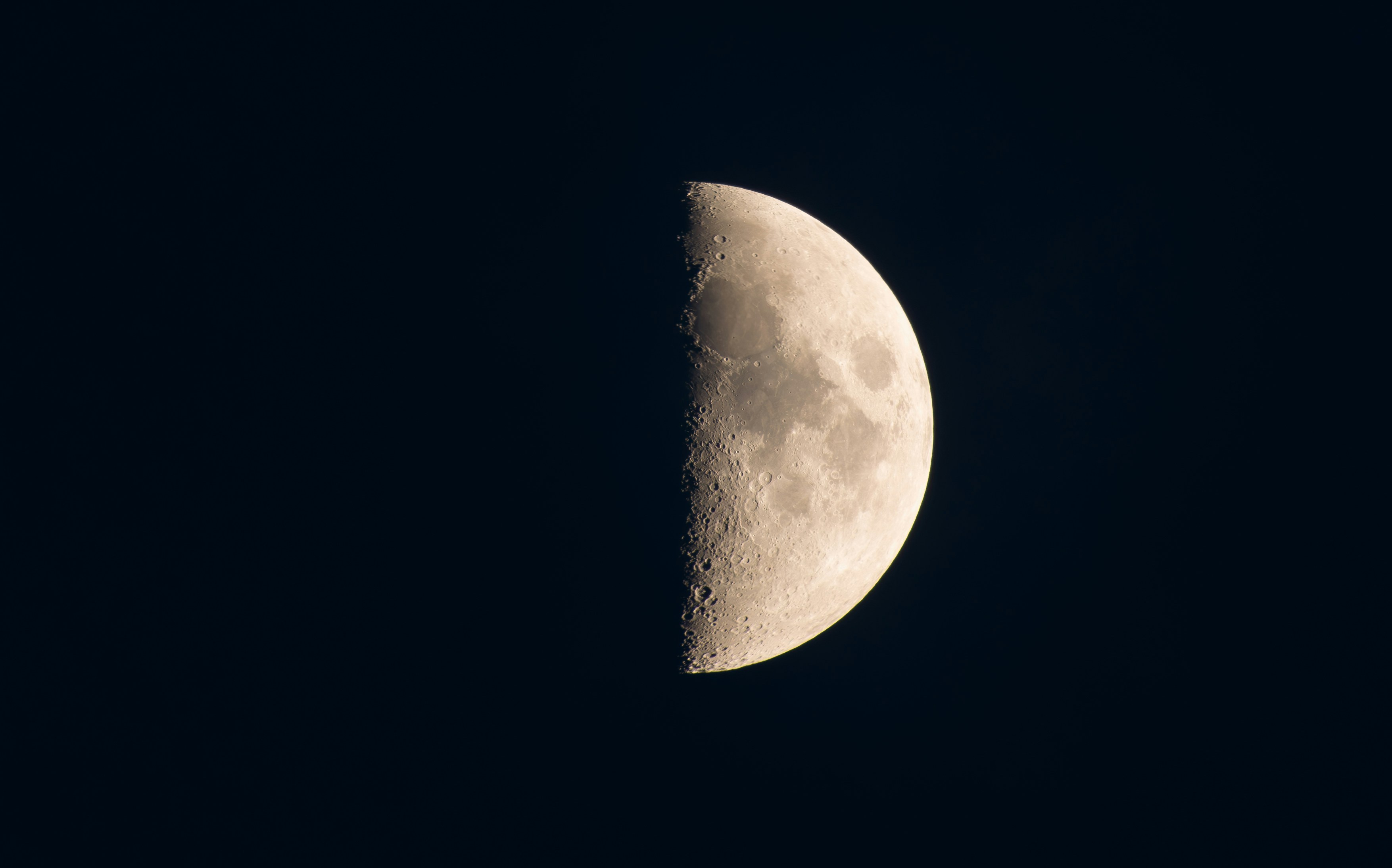 Luna in Twilight: A Luminous Crescent Against Deep Night