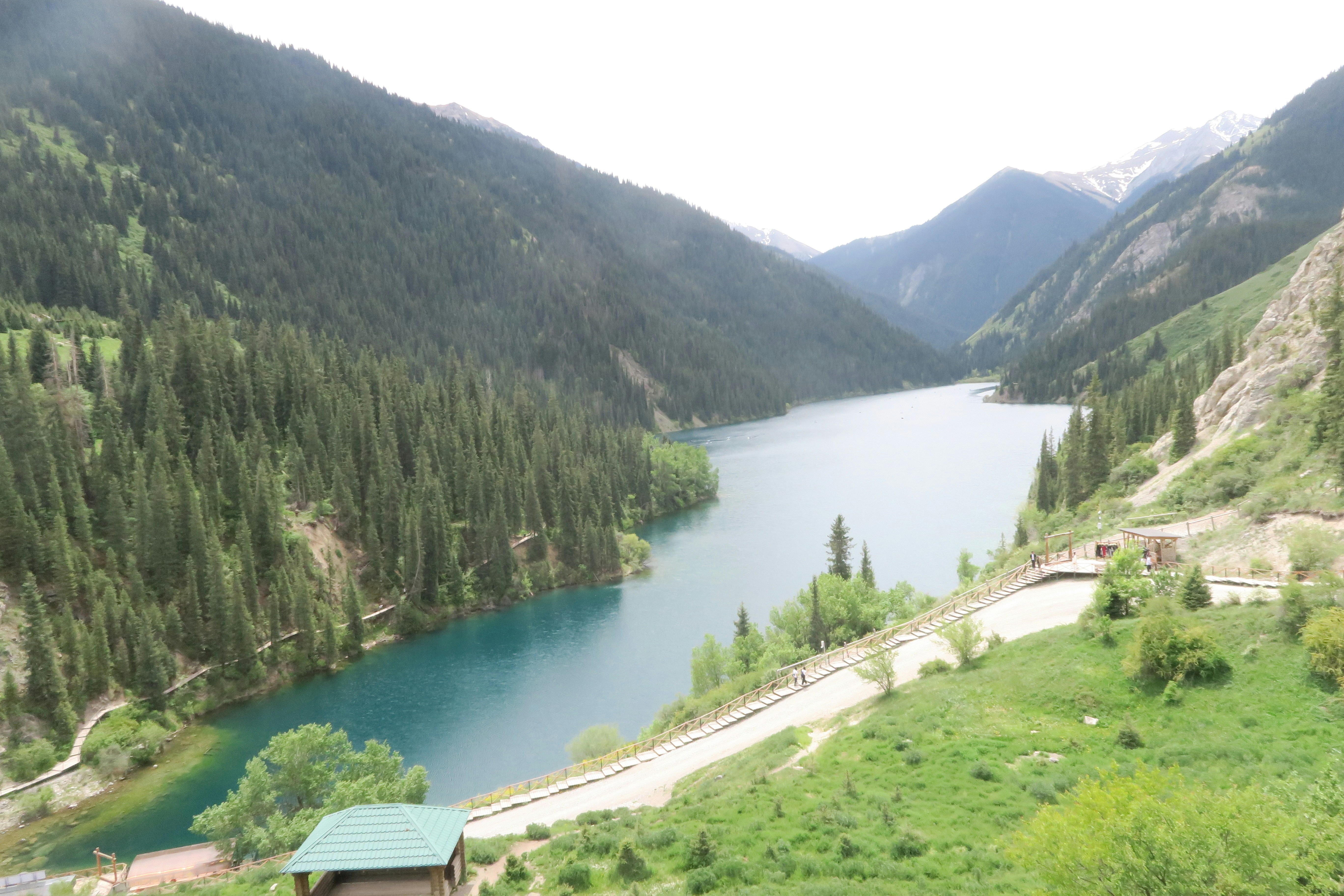 Serene Alpine Inlet: A Mountain Lake Courtyard