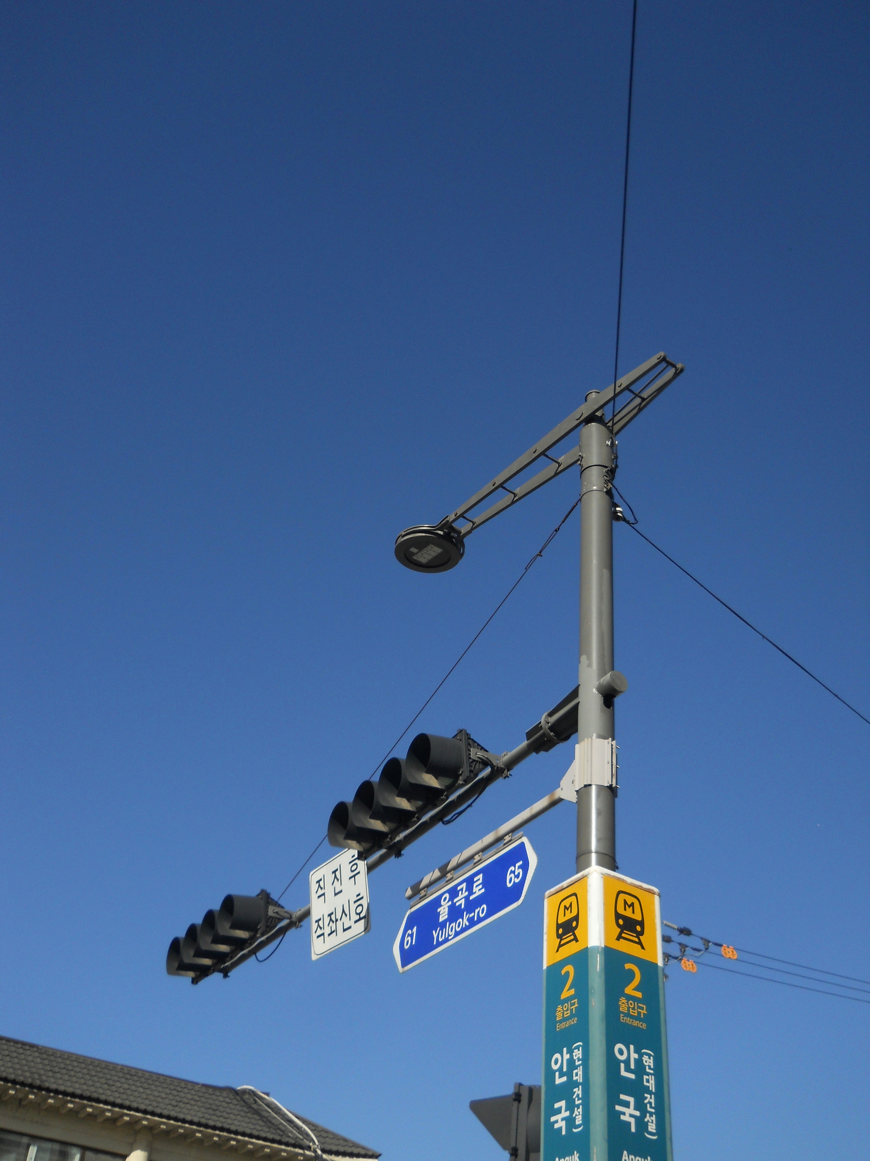 Urban Signal: A Skyward Streetlight Below a Clear Blue Dome