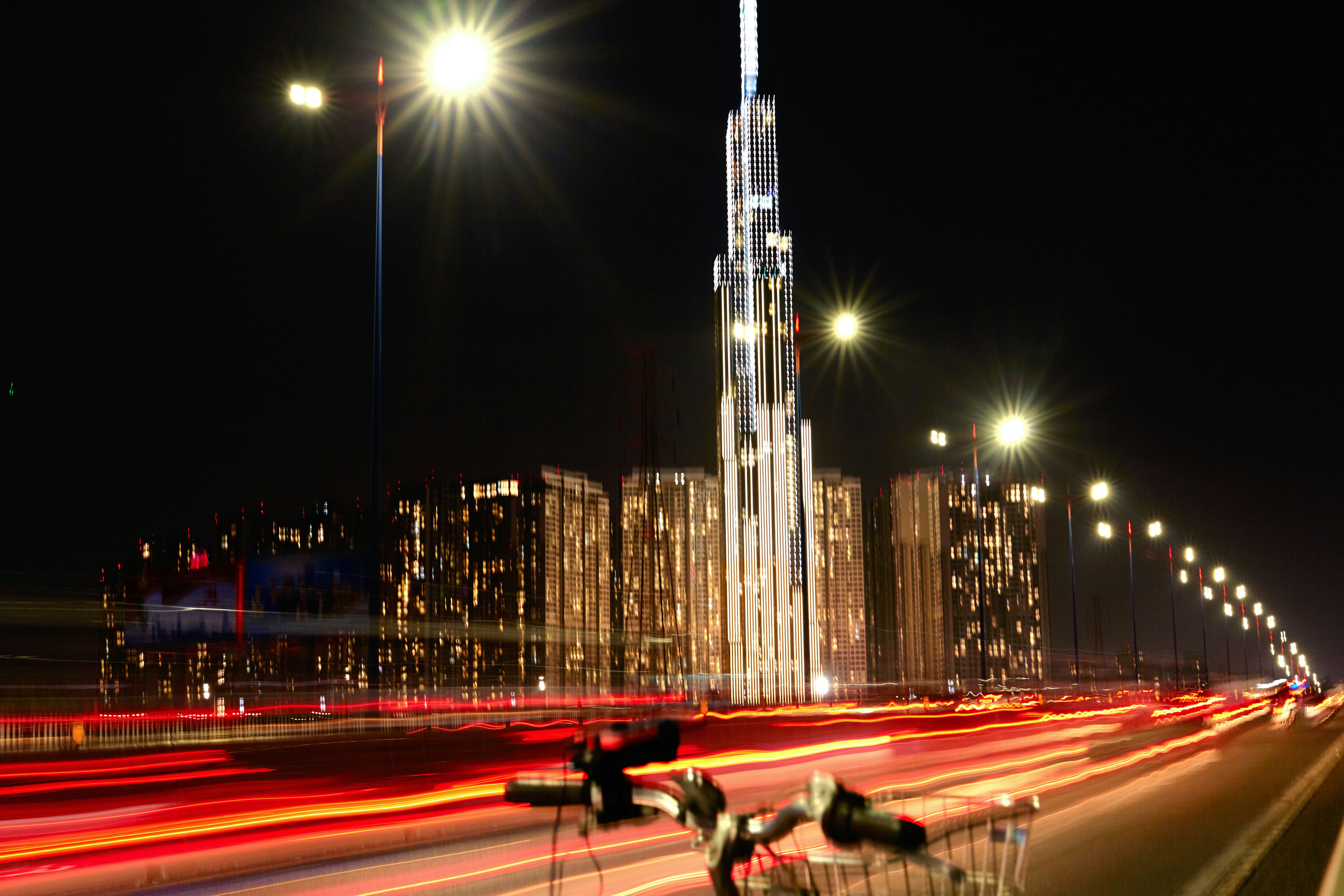 Night Rush on a Glassy Spine: The Skyline of a Luminescent Tower