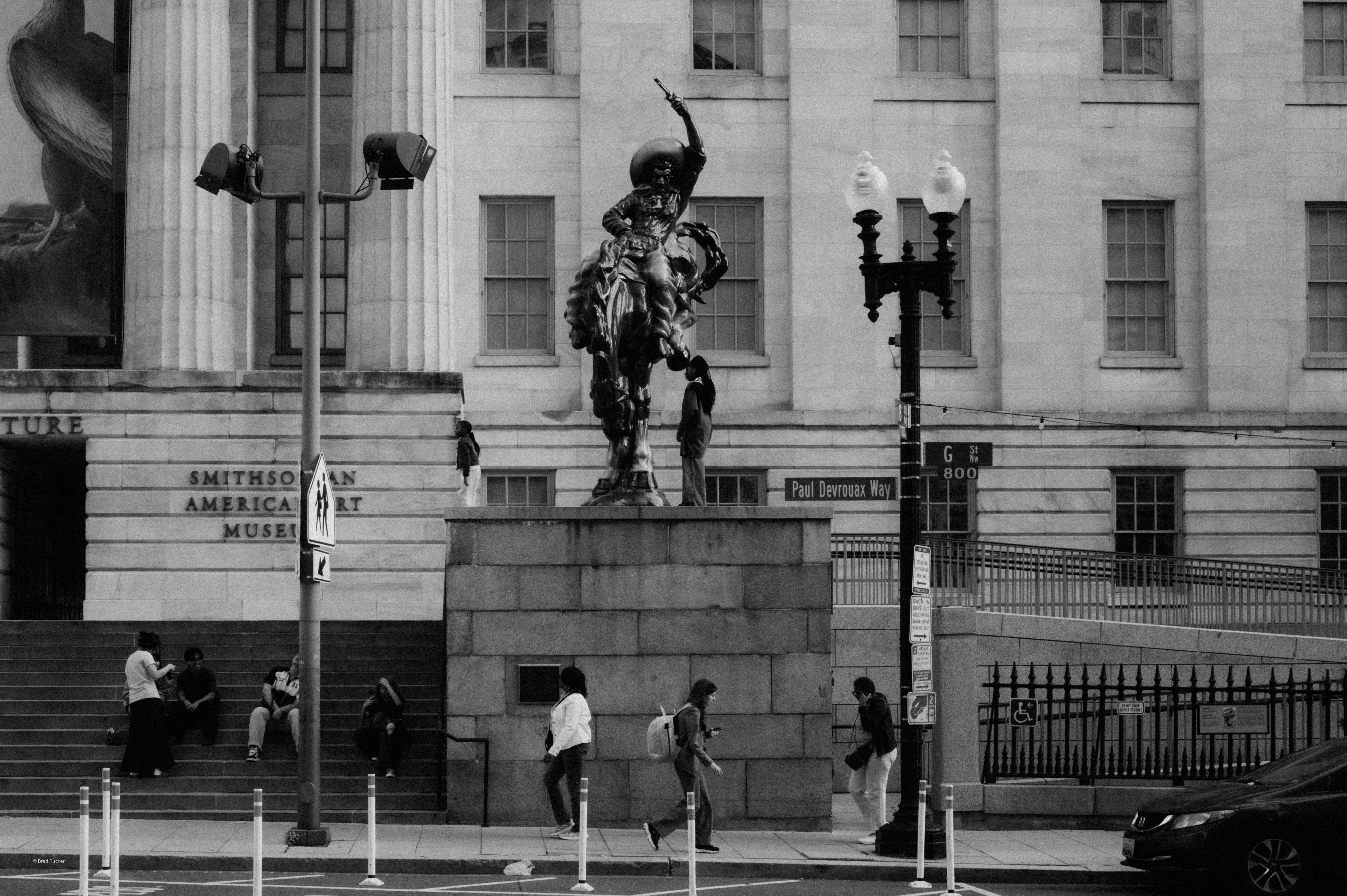 Statue Spotlight: A City Crowd Skims By a Monument