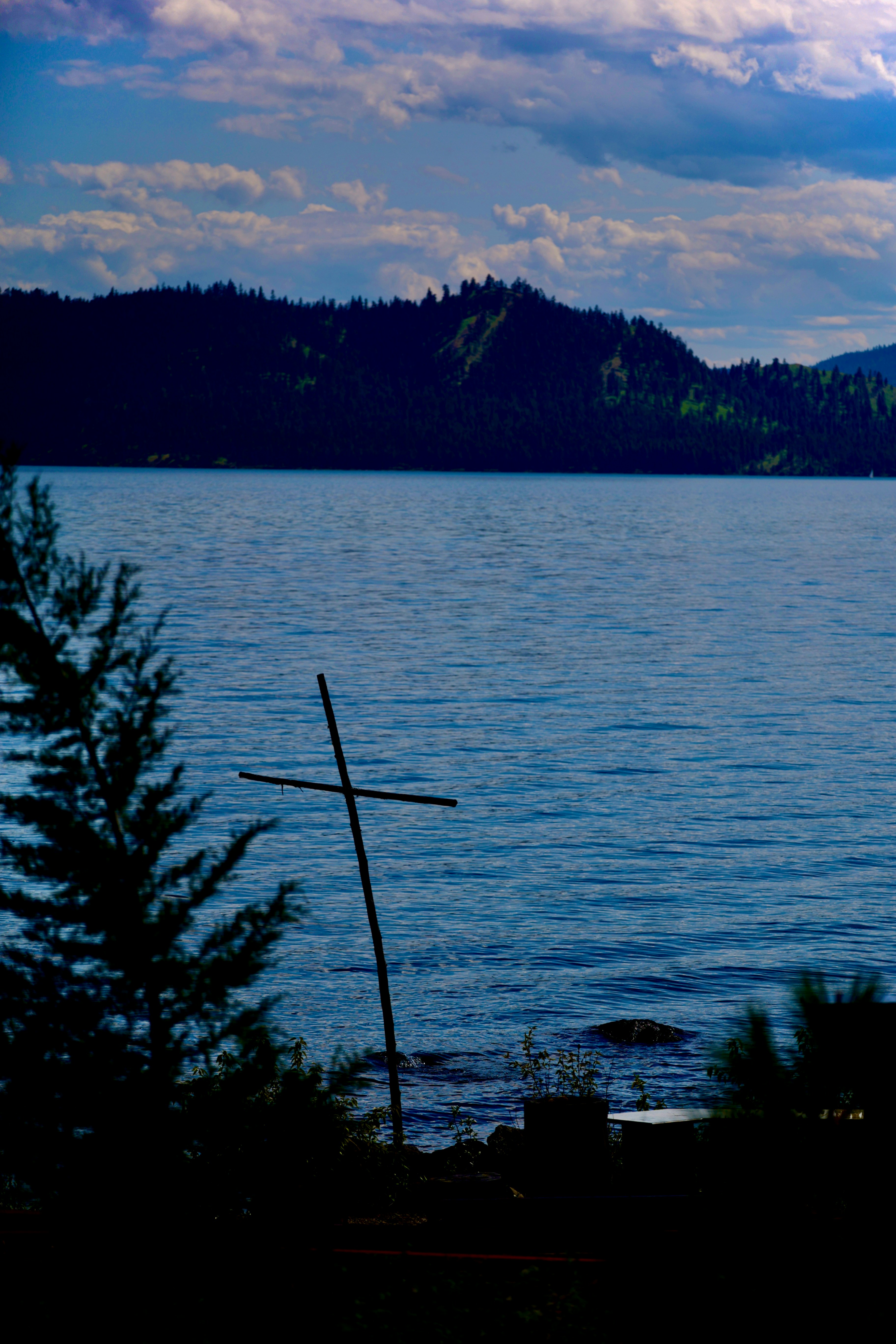 Crossing the Quiet Horizon by the Water