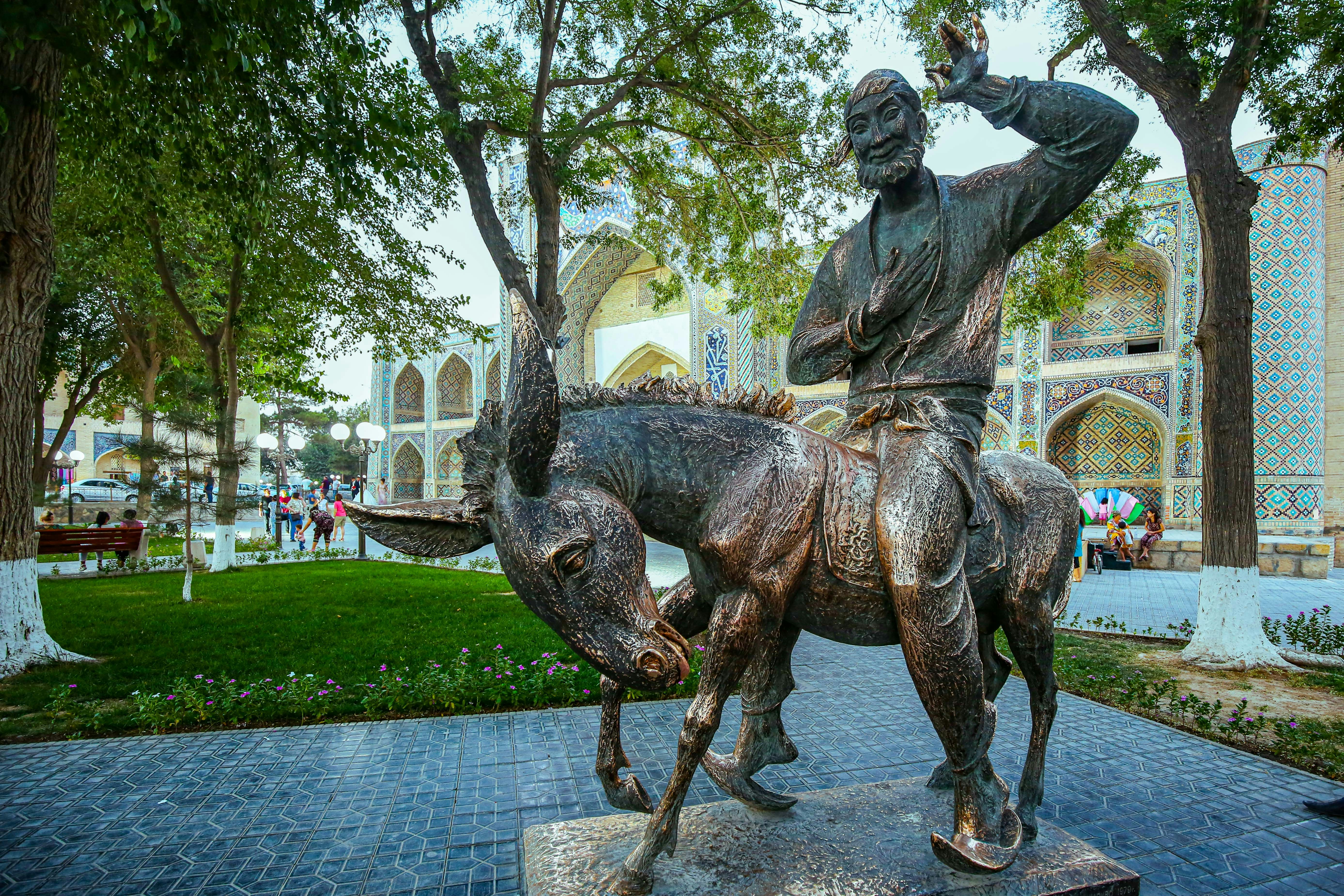 Bronze Rider: A Dynamic Urging Moment in the Courtyard