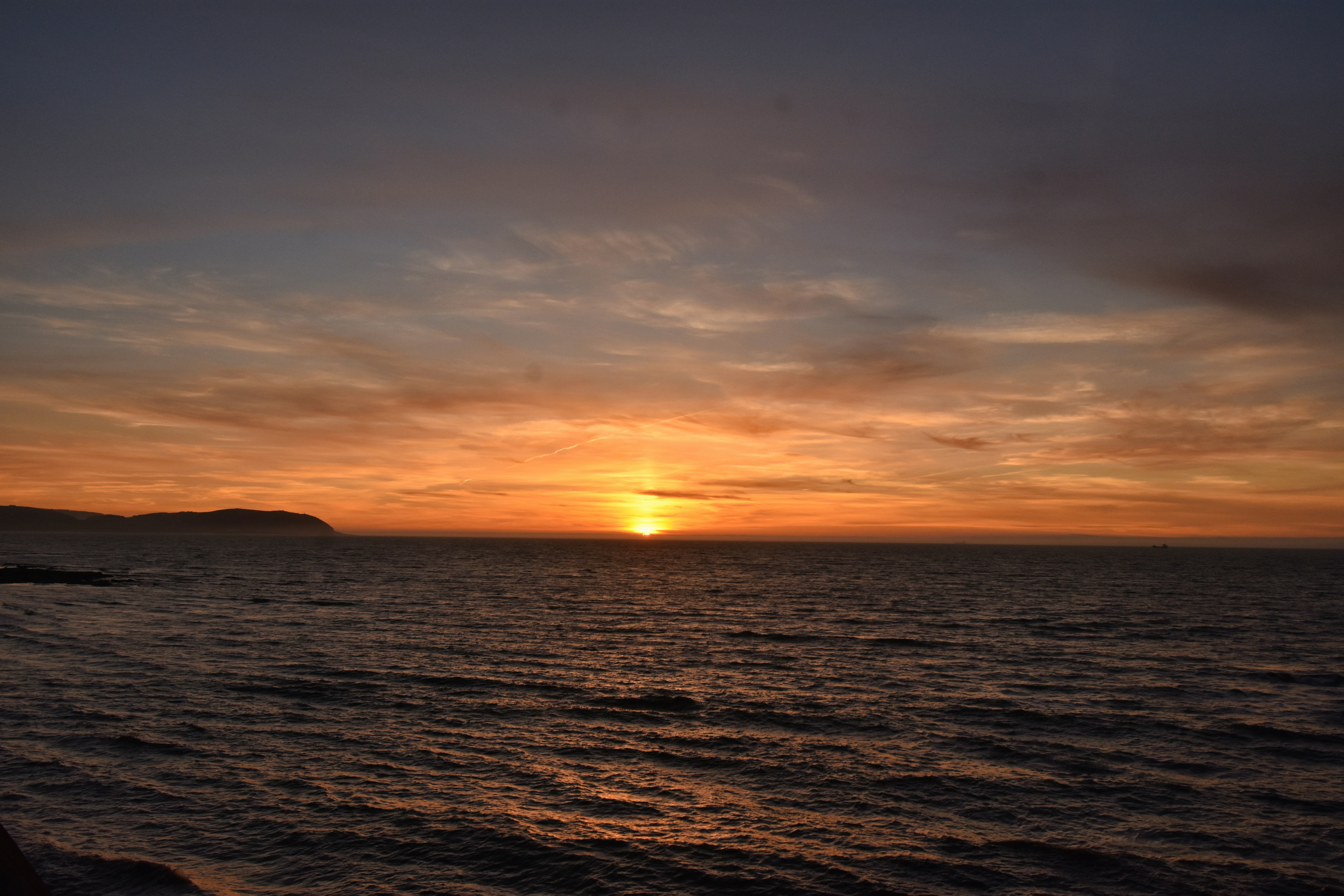 Sunlit Horizon: Quiet Ocean at Dusk