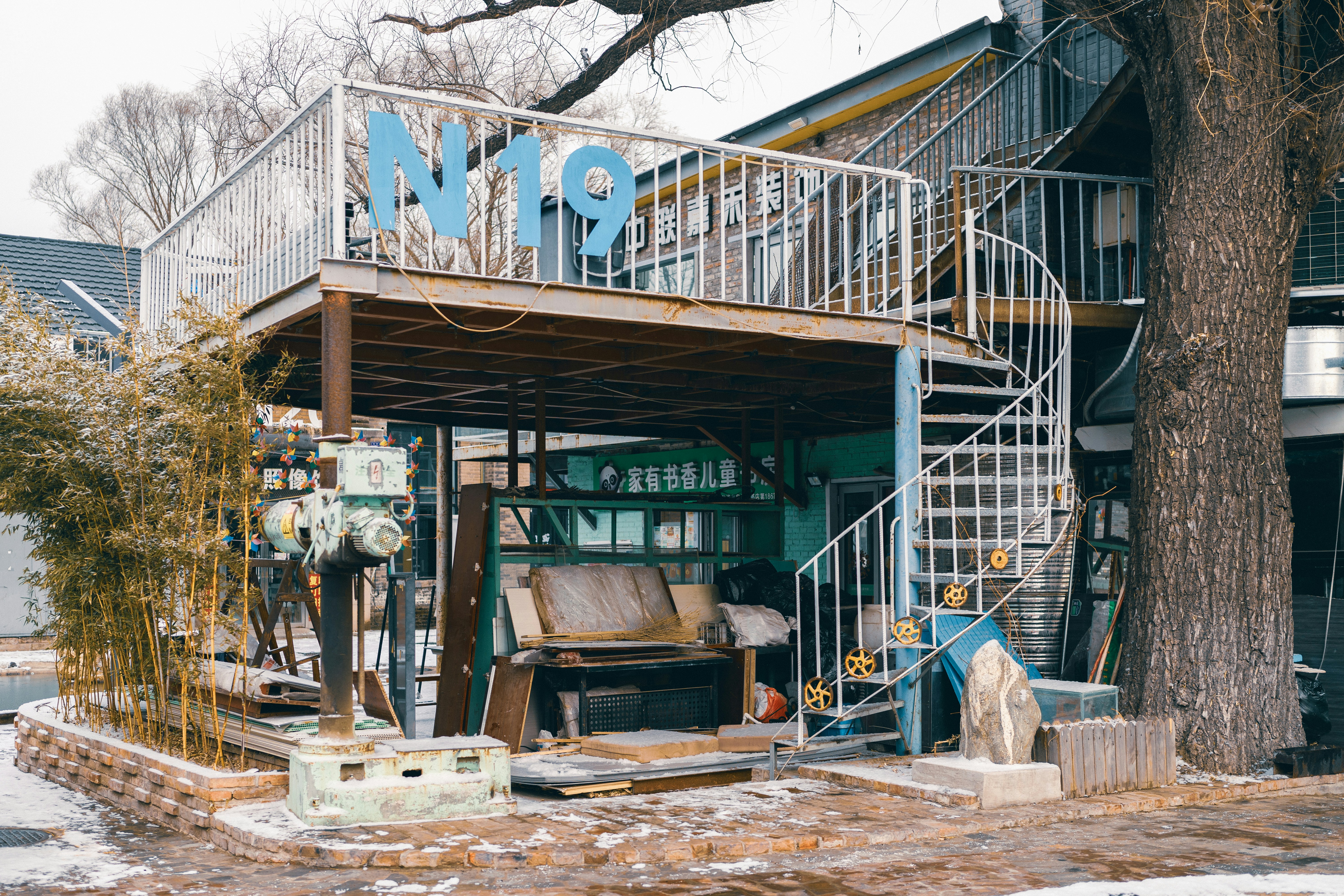 Street-front Stage: Aspirations on N19 Balcony