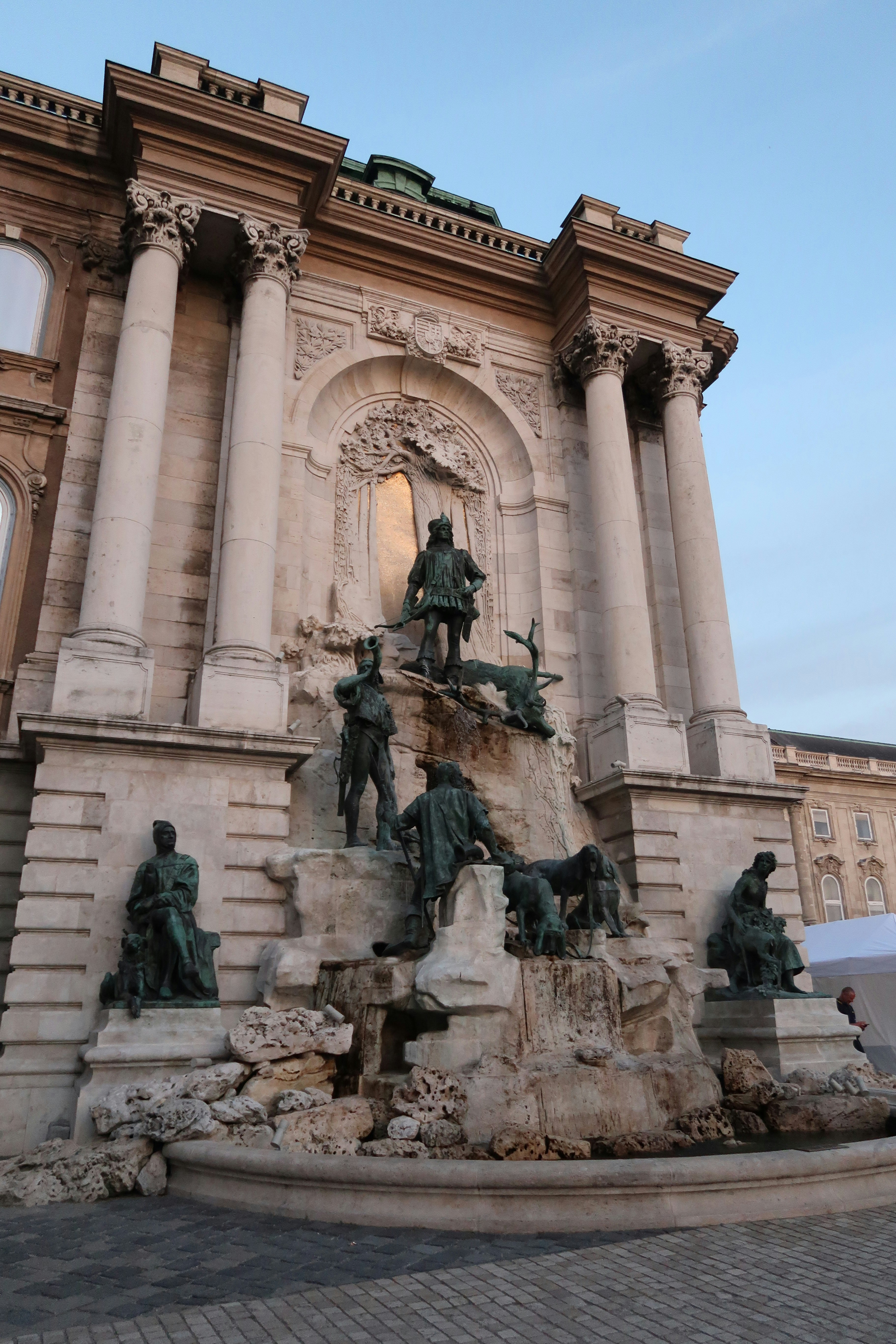 Statue Gatekeeper: Monumental Fountain Framing the Grand Arch