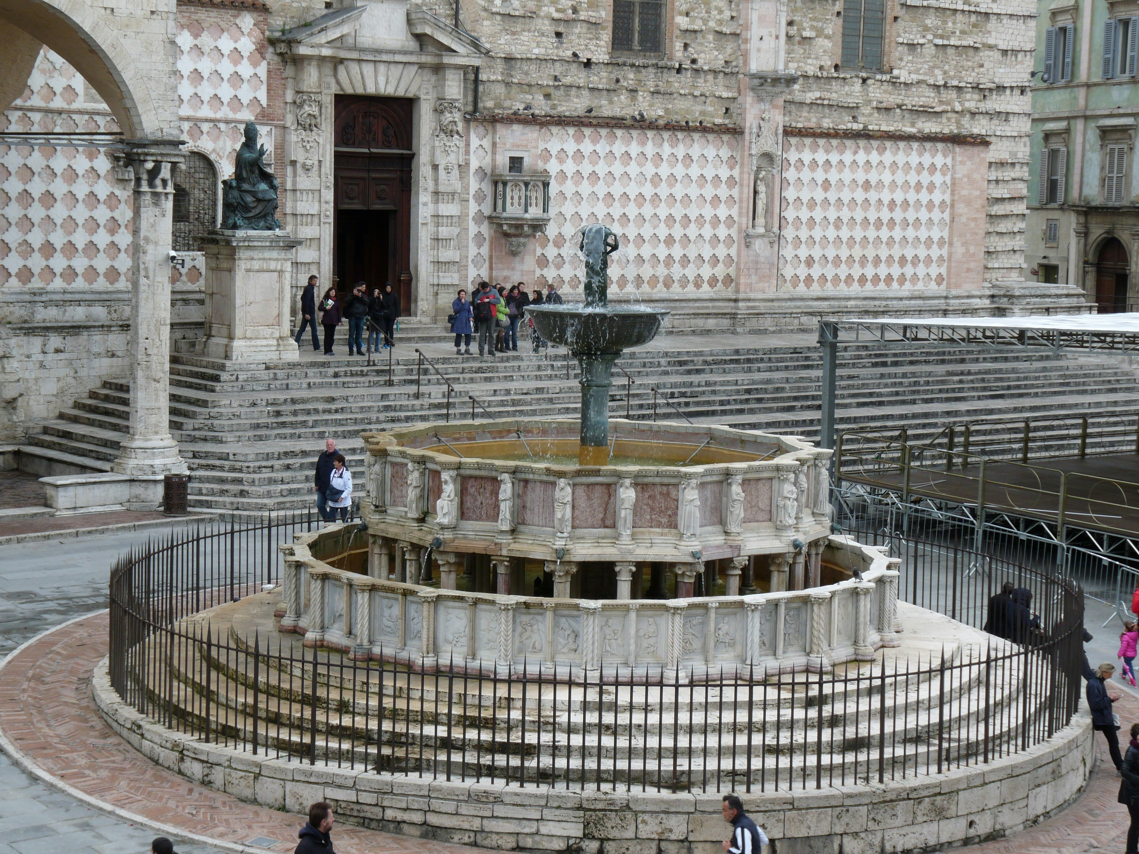 Stone Plaza Fountain: A Historical Staircase Framing a Central Cascade