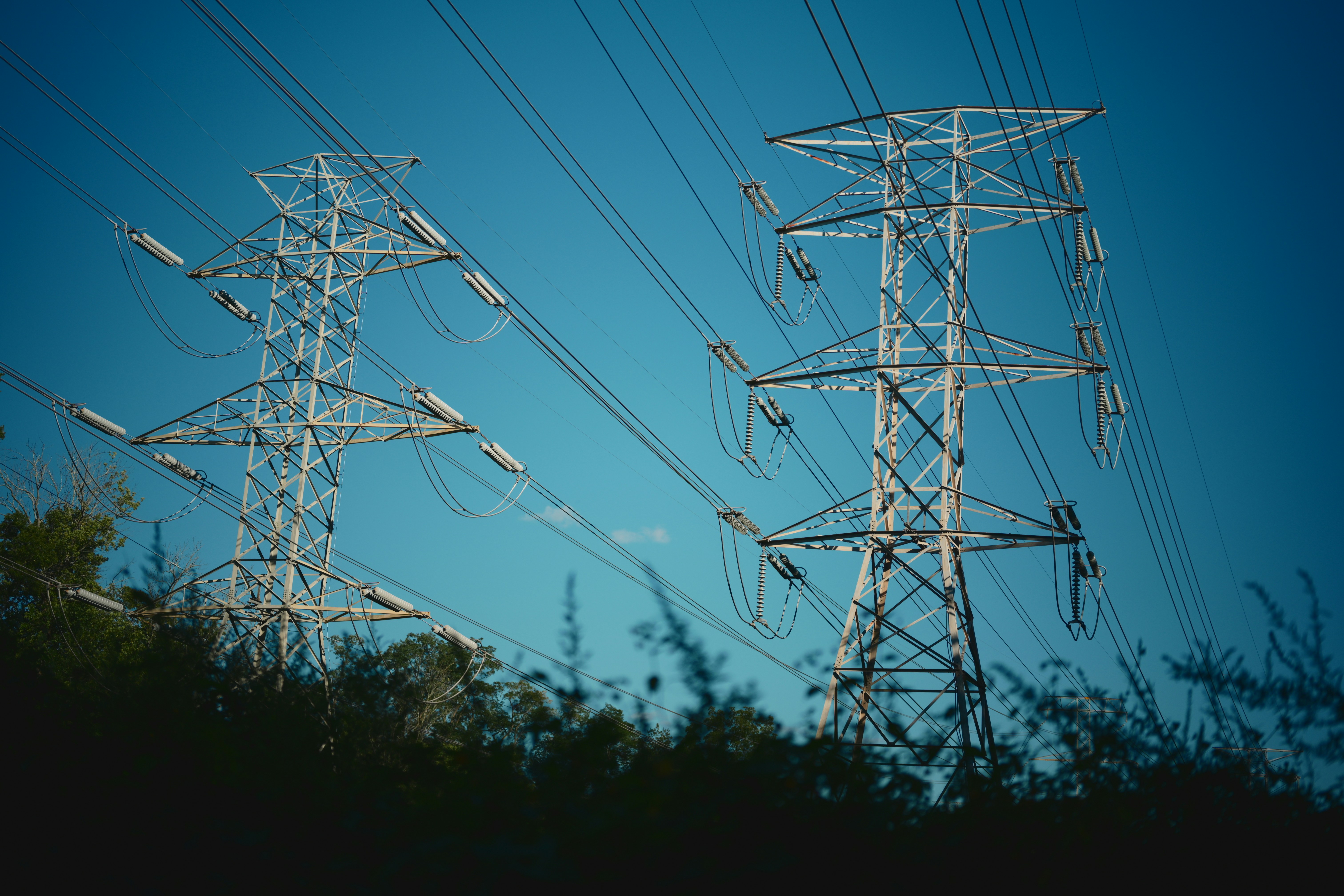 Towering Lines: A Clear Sky Through Steel Frames