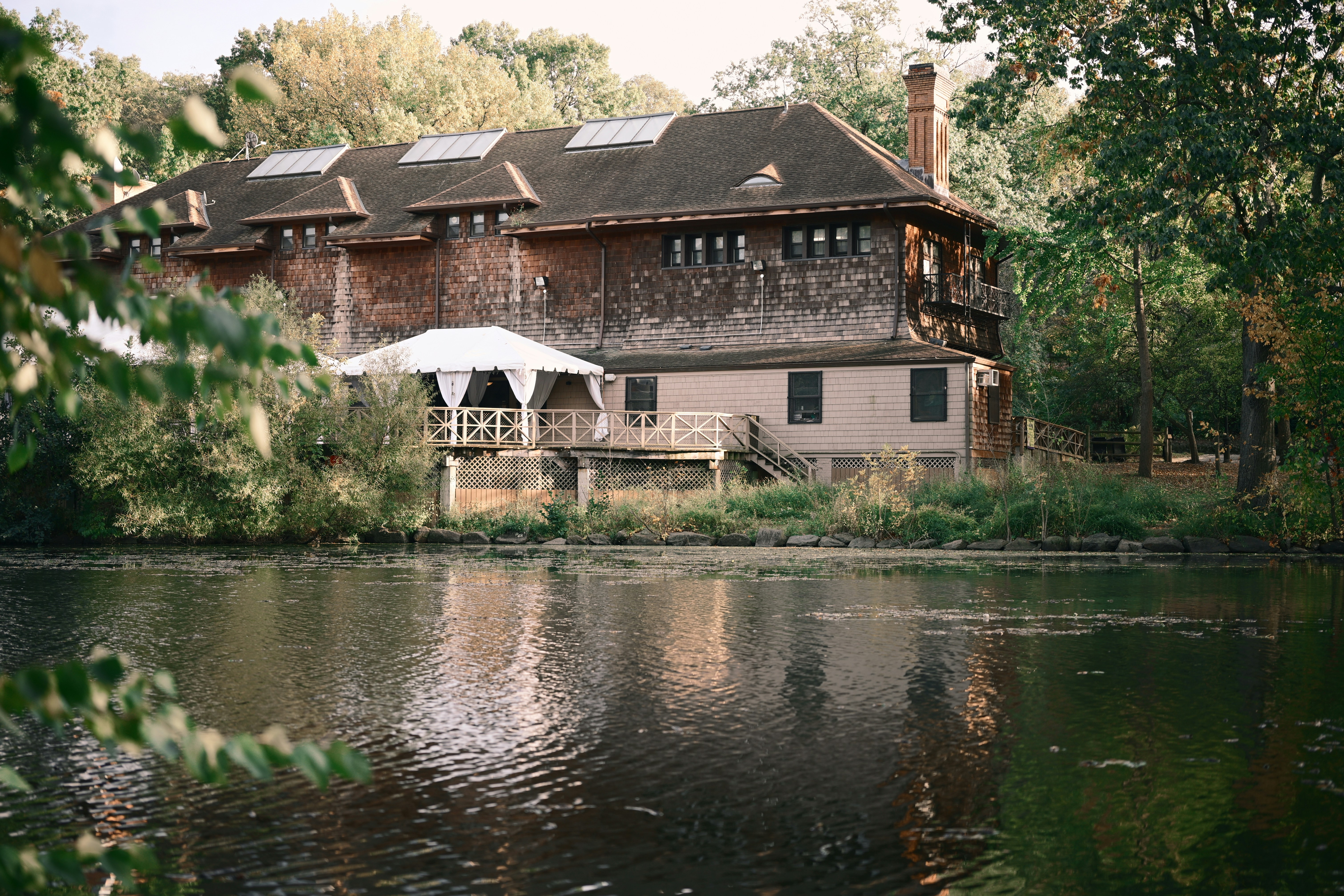 Riverside Rustic: A Weathered Lodge by the Quiet Water