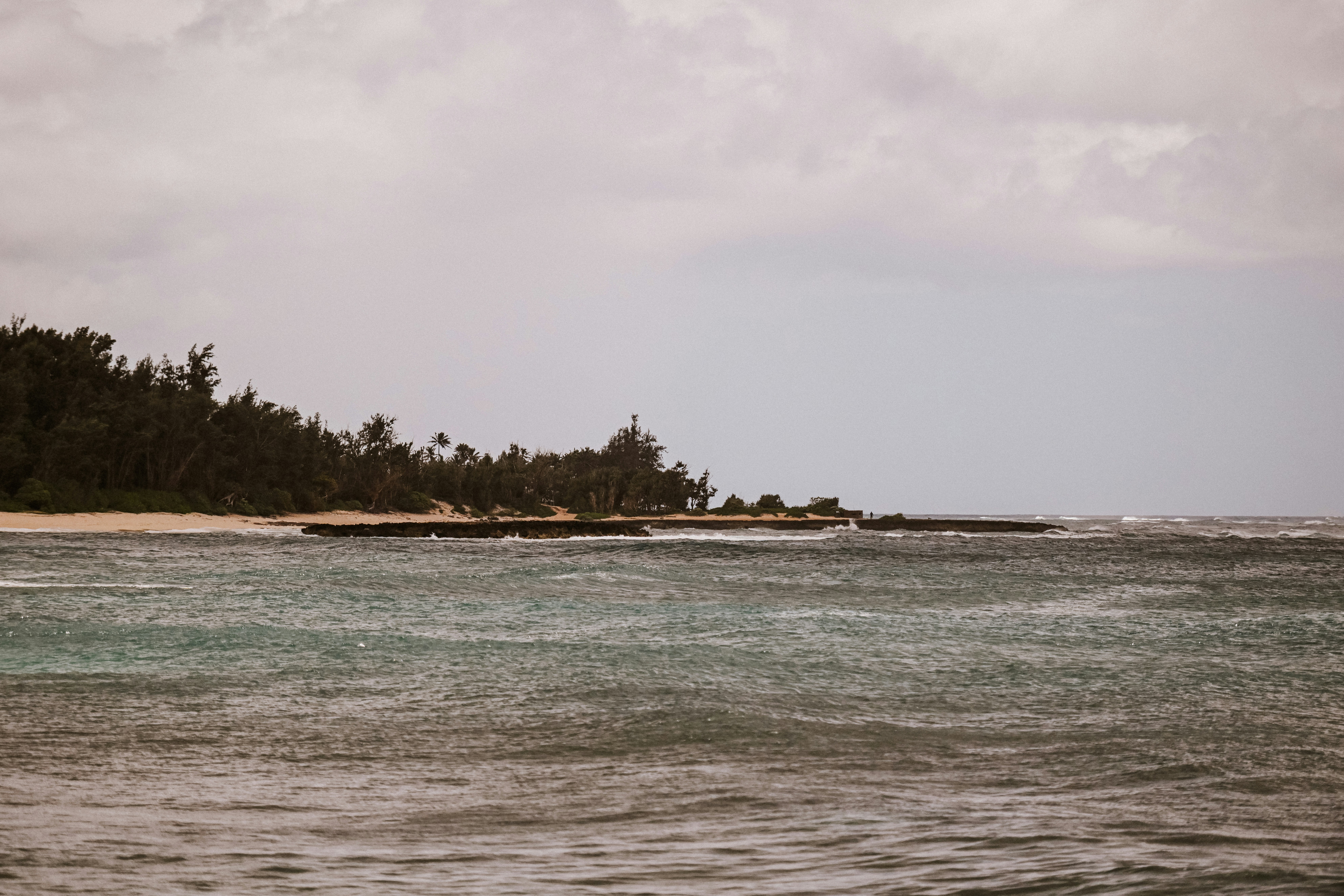 Coastal Horizon Quietly Reconciles Sea and Sky