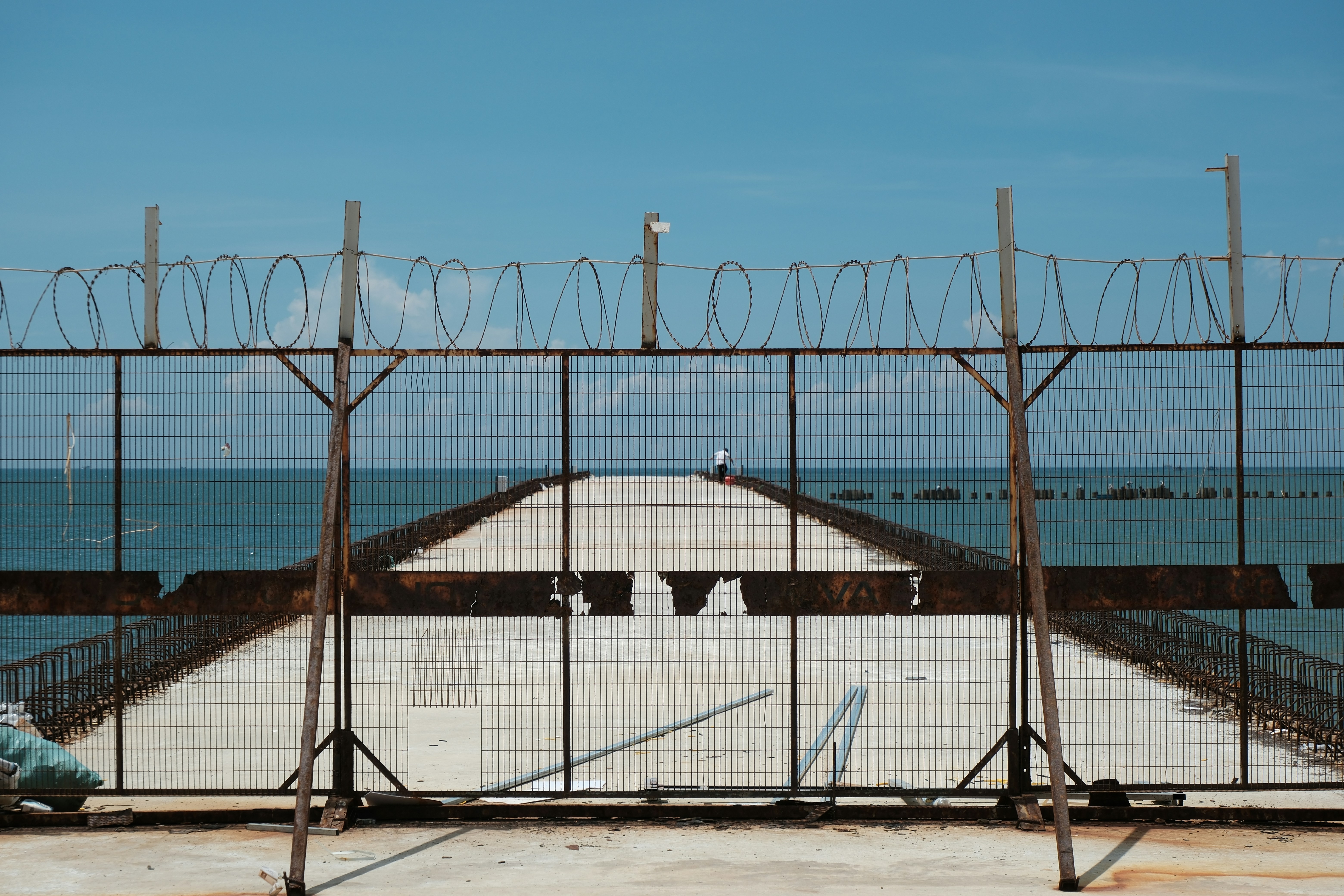 Closed Gate to the Horizon: Barbed Beams and Sea