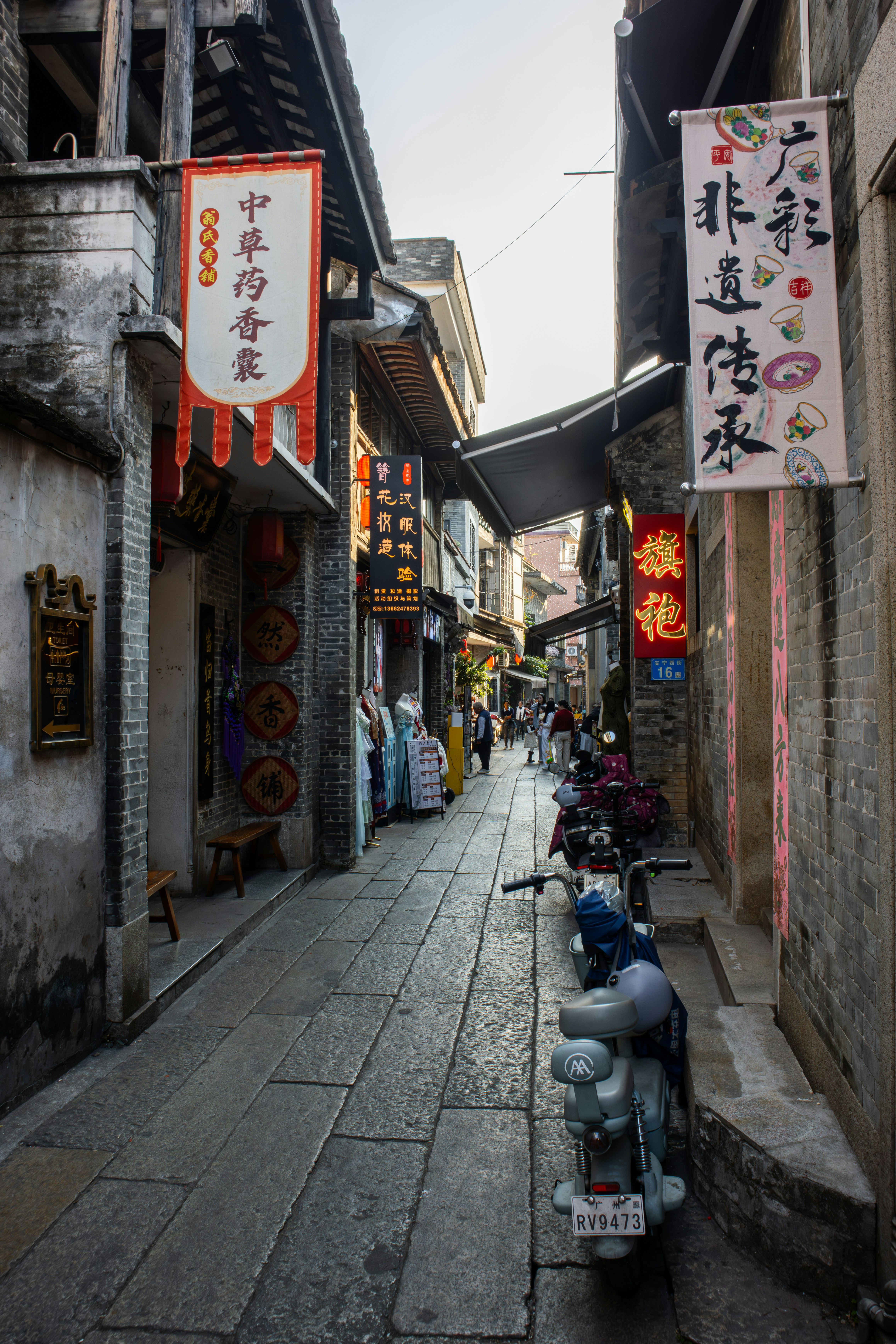 Laneway Lanterns: A Quiet Thread Through Old Town