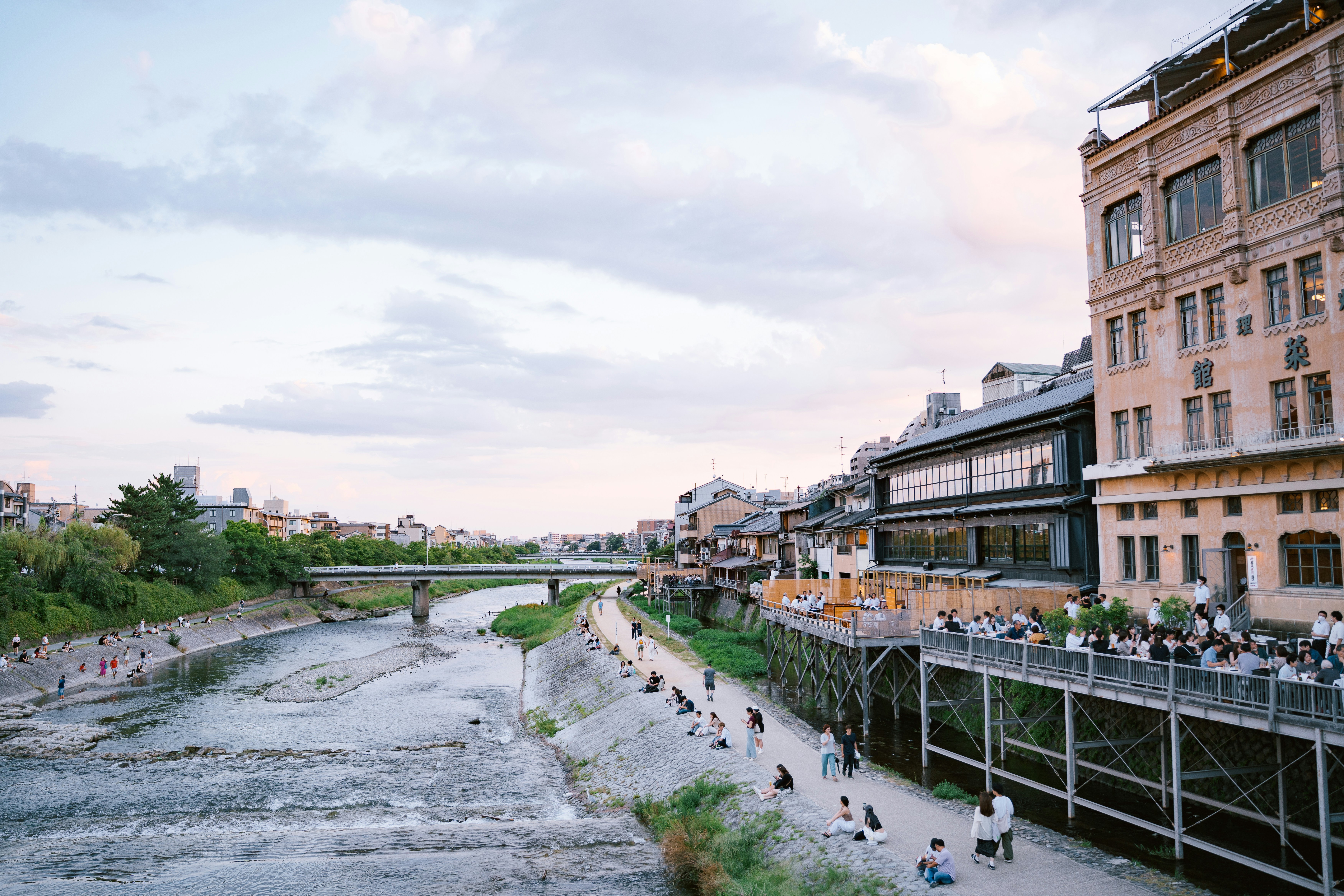 Riverside Assembly: A Historic Quarter Brimming with Activity