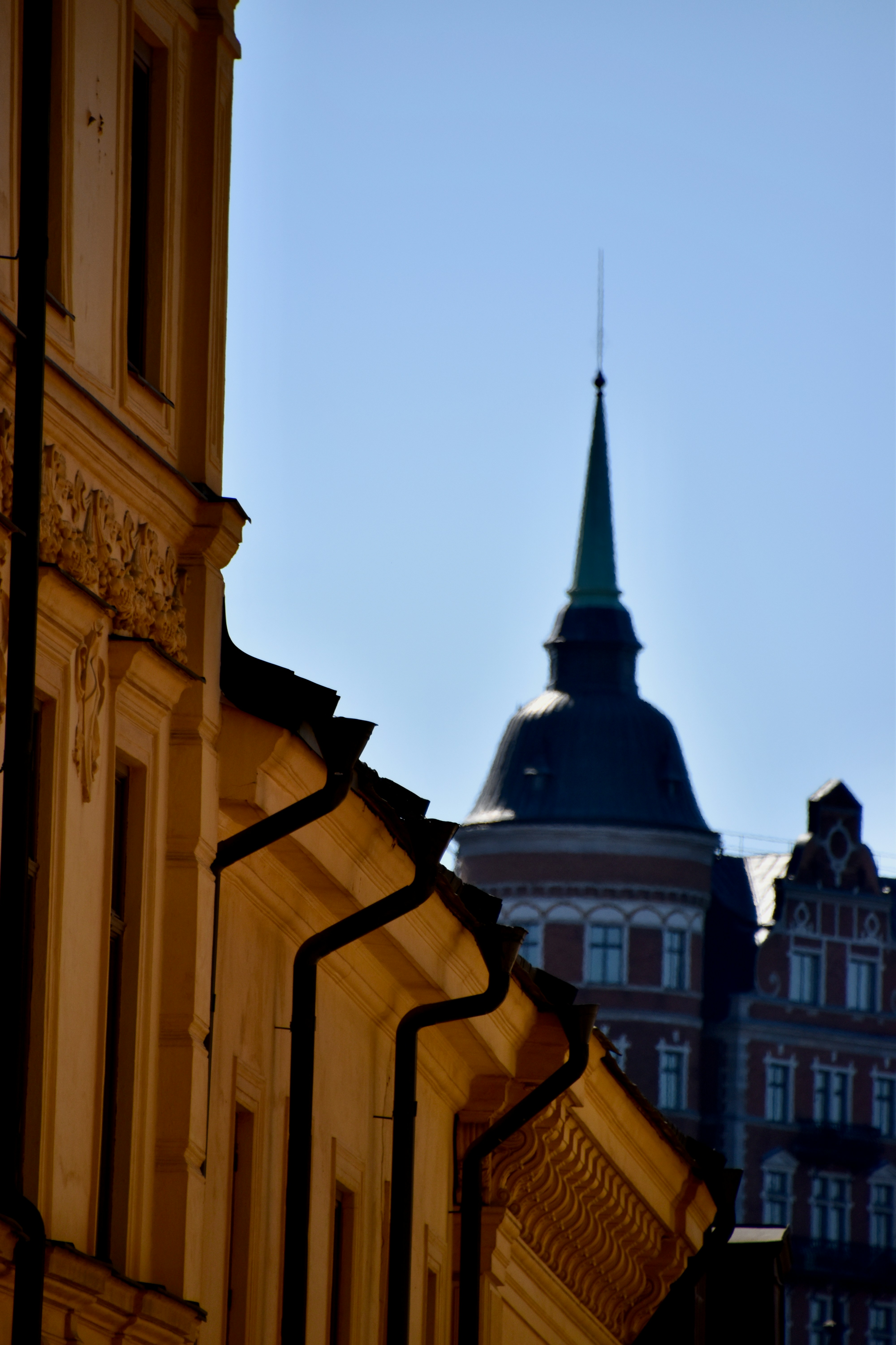 Golden Street Details Lead the Eye to the Tower